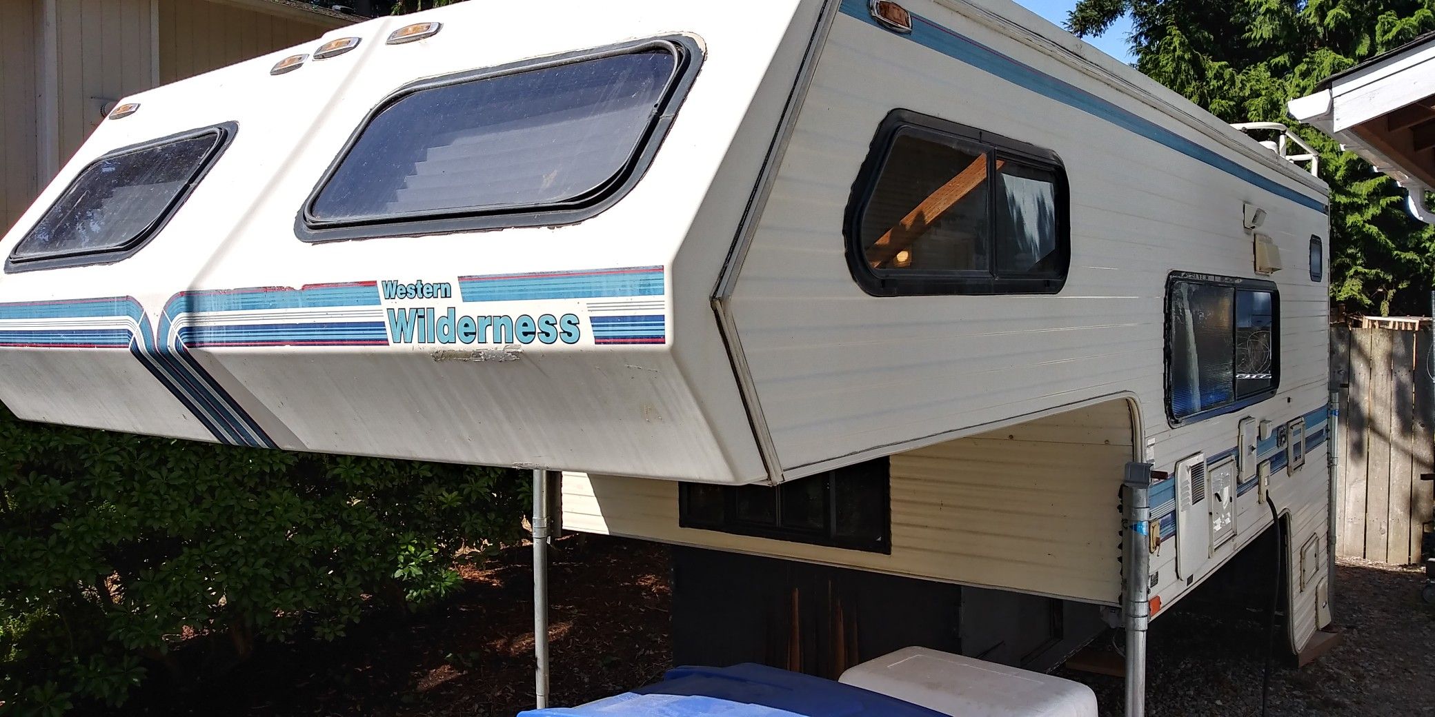 1992 Western Wilderness 11' Cab over camper for Sale in Everett, WA ...
