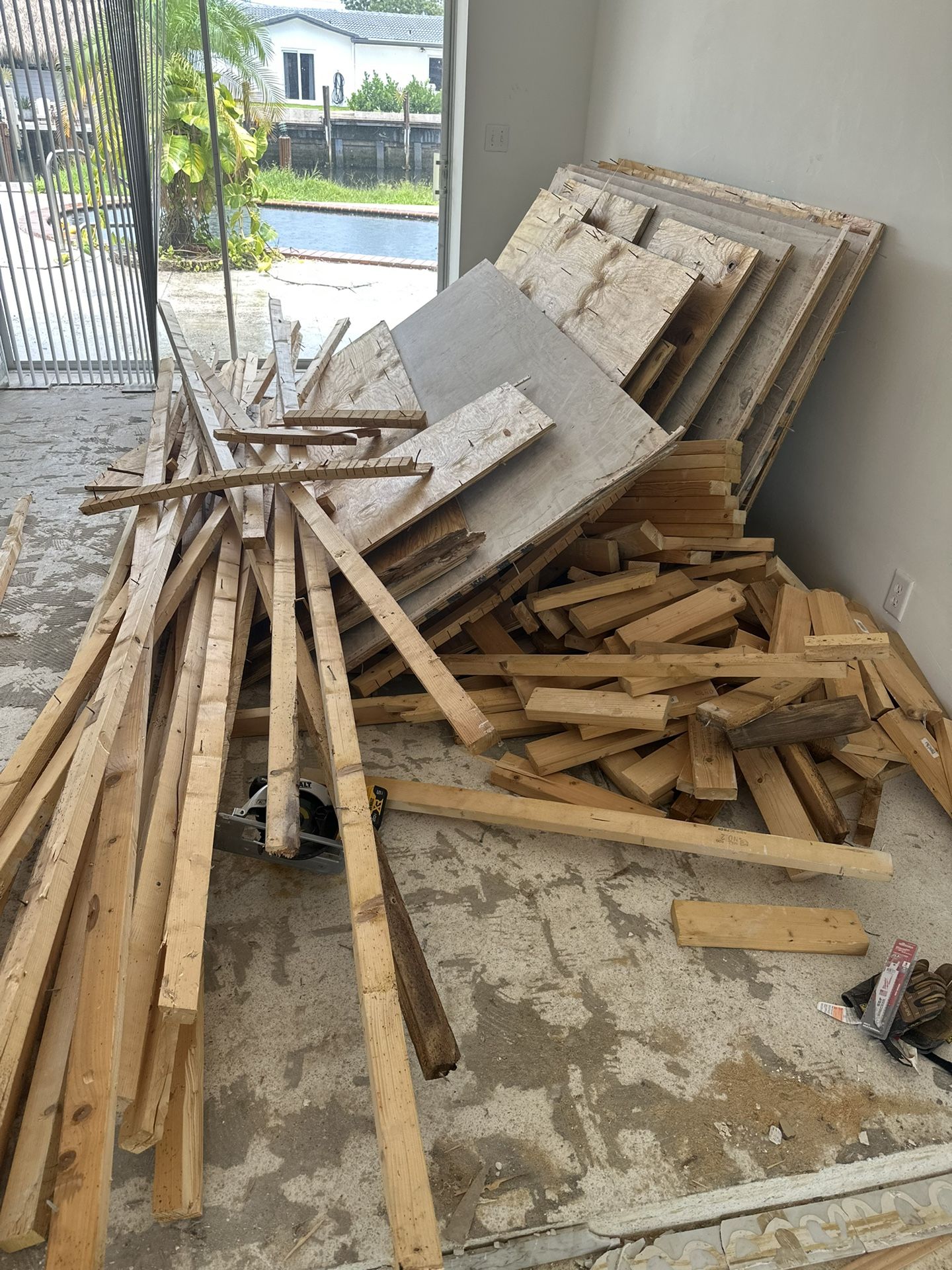 Plywood Sheets & Lumber FREE for Sale in Fort Lauderdale, FL - OfferUp
