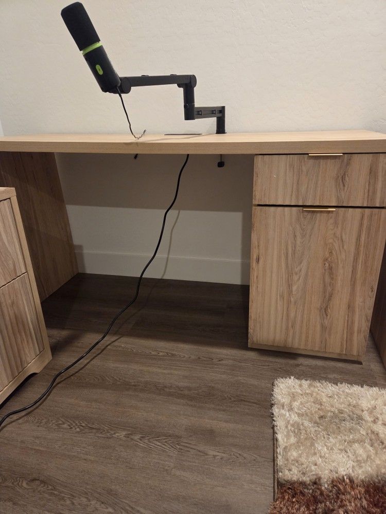 Brand NEW Fully ASSEMBLED Computer DESK for Sale in Phoenix, AZ - OfferUp