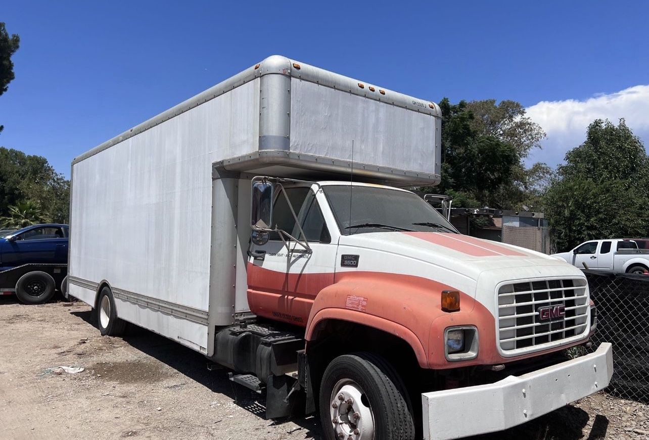 2000 Gmc 5500 for Sale in Arrowhed Farm, CA - OfferUp