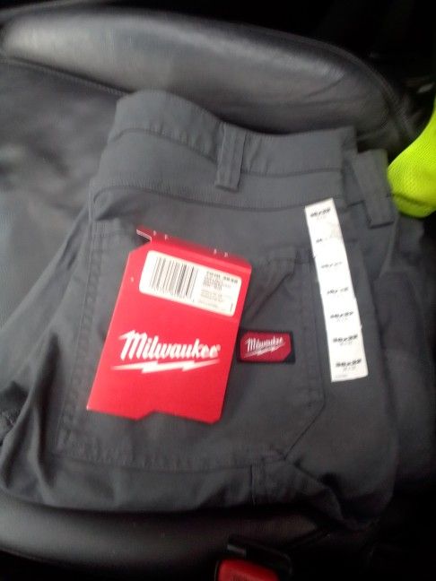 Milwaukee Work Pants 36/32 for Sale in Tacoma, WA - OfferUp