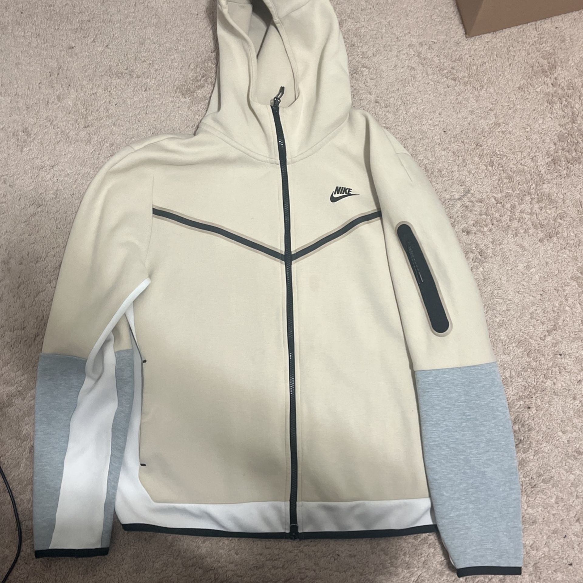 Nike tech cream color size L for Sale in Sacramento, CA - OfferUp