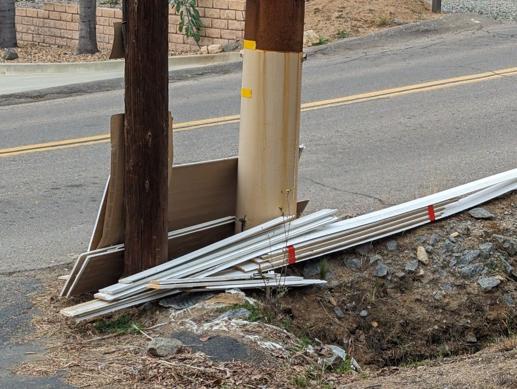 Free Scrap Moulding And Drywall for Sale in Escondido, CA - OfferUp