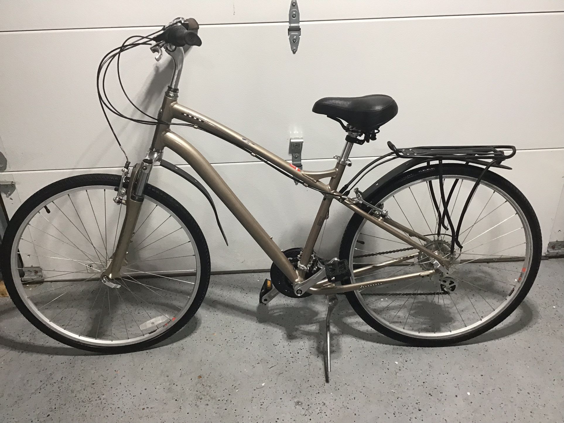 Large Specialized Globe Carmel, Comfort Commuter Bike in Excellent Condition for Sale in ...