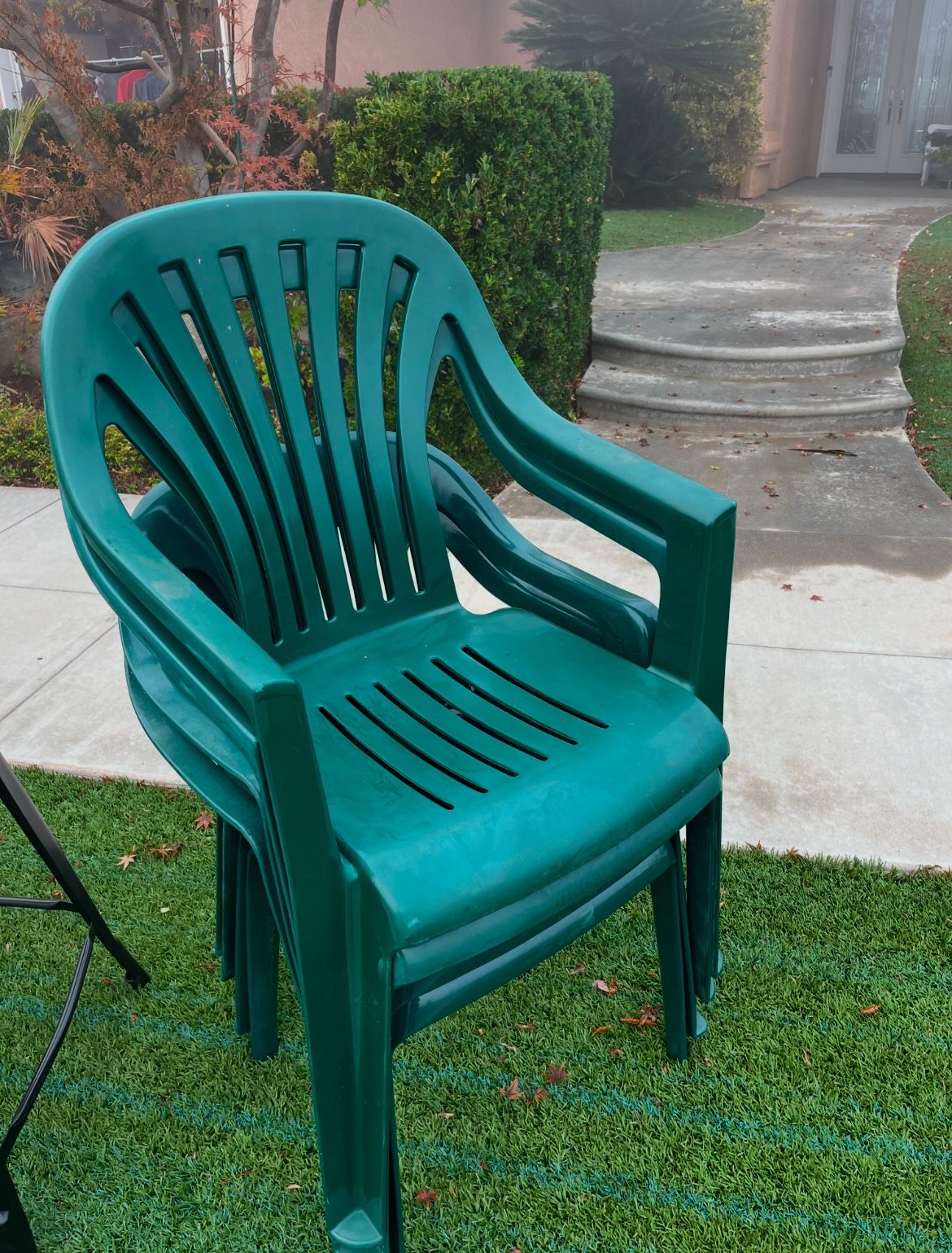 Green Plastic Patio Chairs (4). Madera for Sale in Berenda, CA - OfferUp