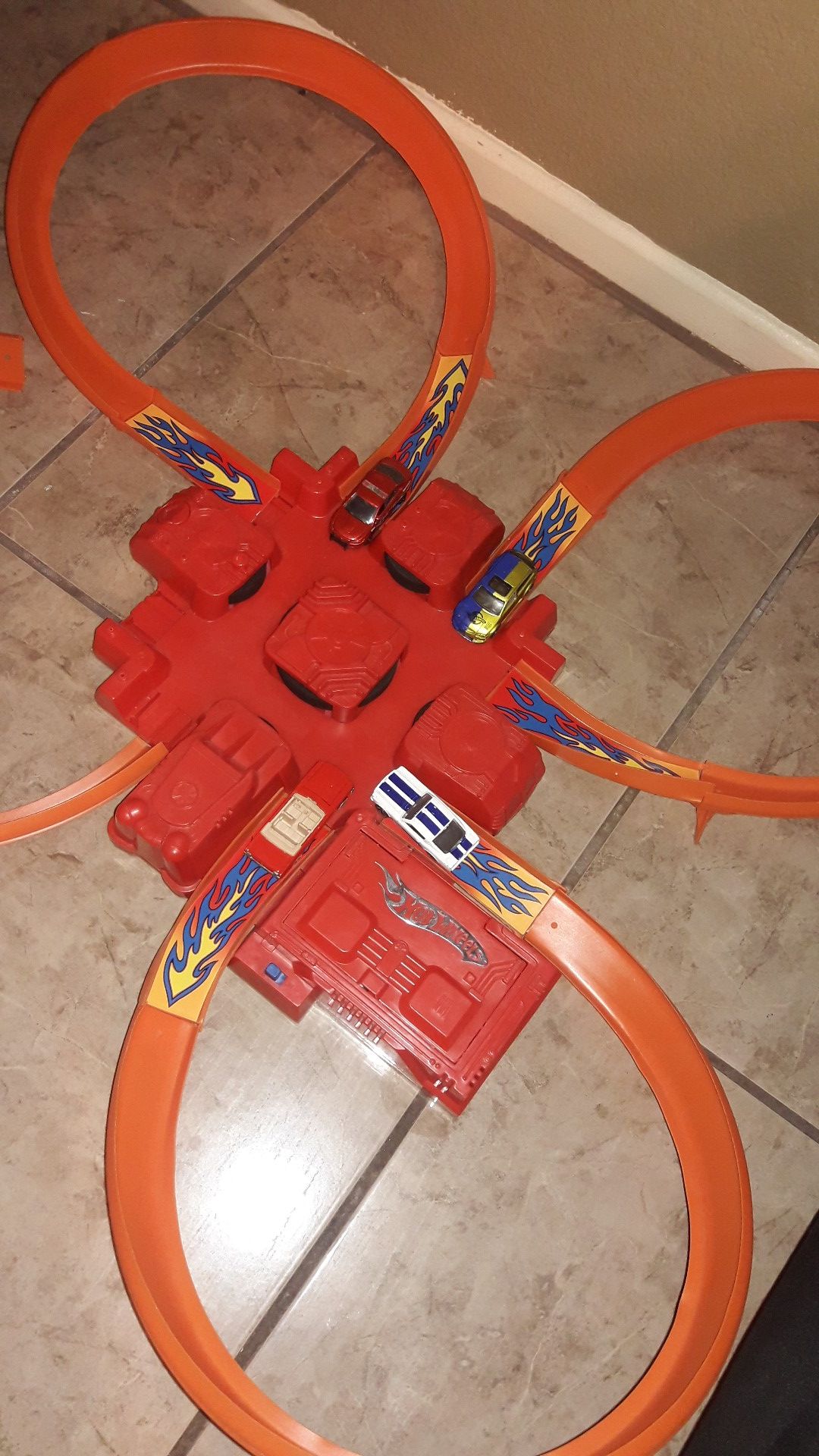Hot Wheels Loop Race Track for Sale in Las Vegas, NV - OfferUp