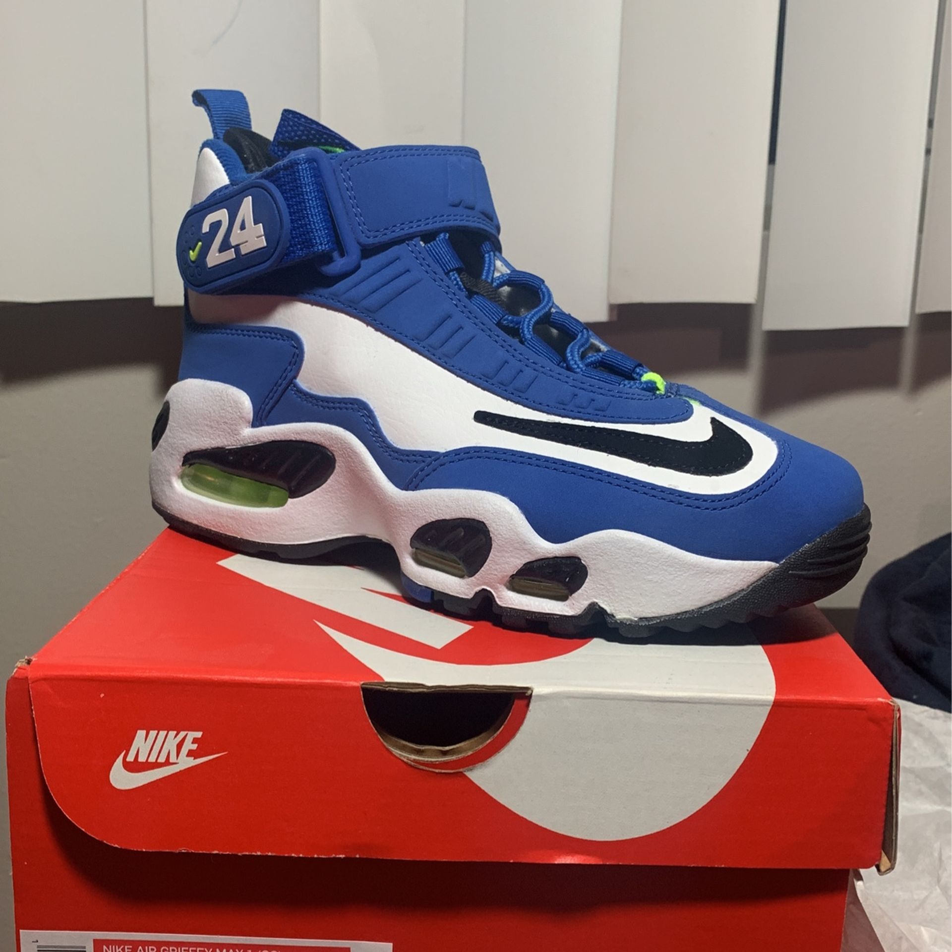 Nike Air Griffey Max 1 Size 4 Kids for Sale in Bellevue, WA - OfferUp