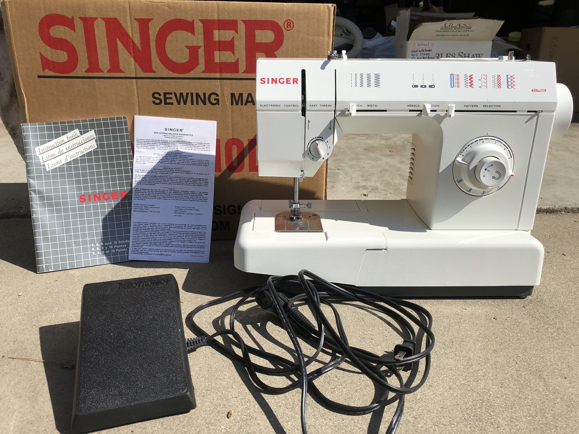 Singer sewing machine, model 5825c for Sale in Visalia, CA - OfferUp