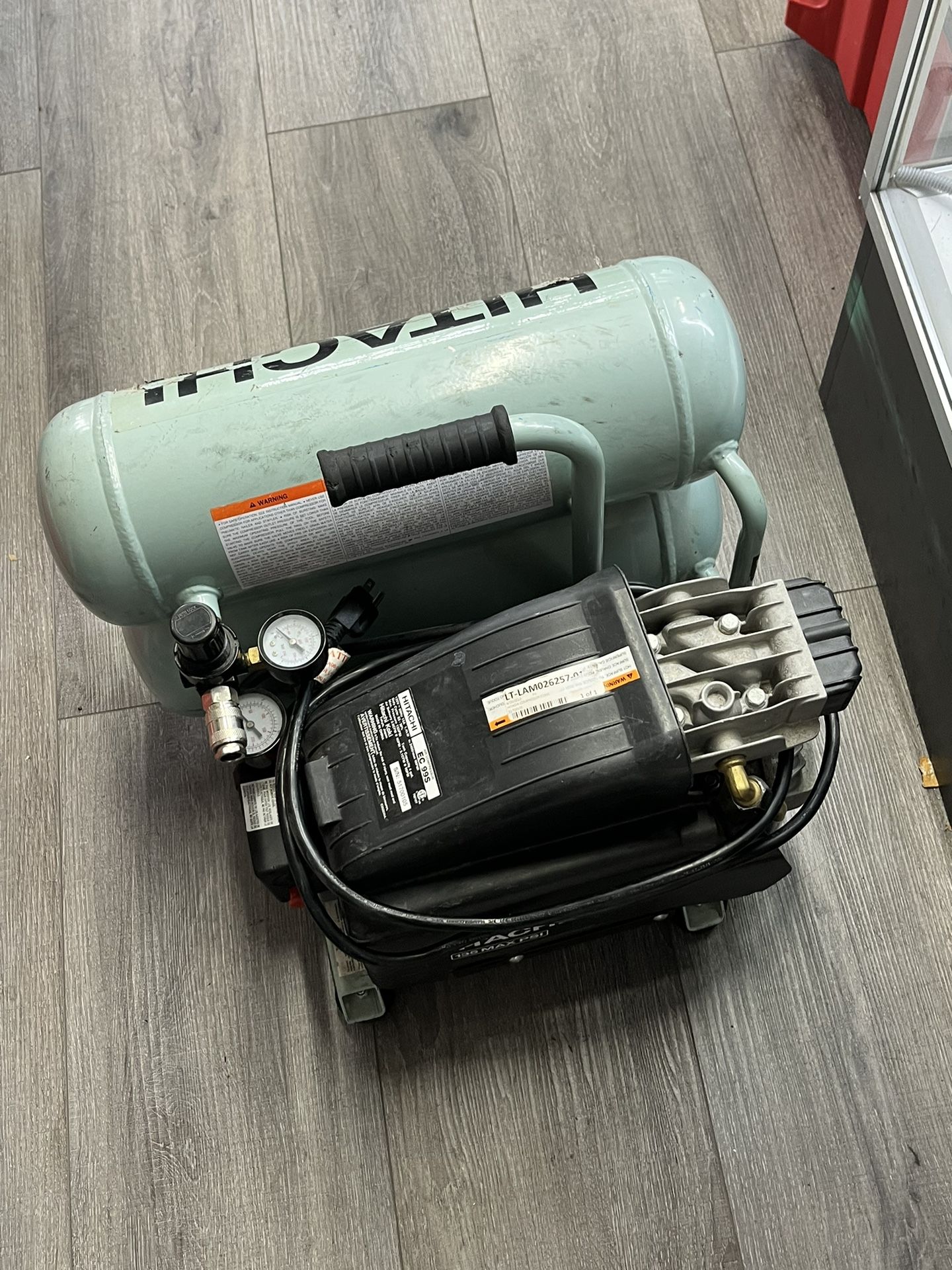 Hitachi EC28m Ultra Quiet