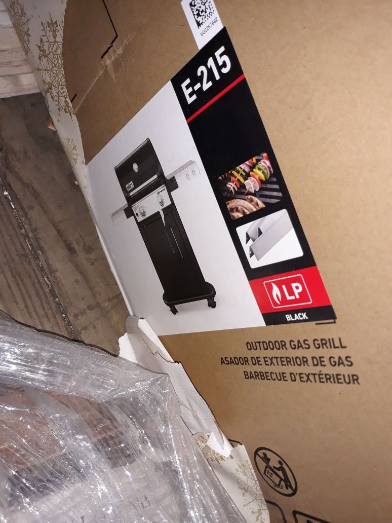 E215 Weber Gas Grill for Sale in Austell, GA - OfferUp