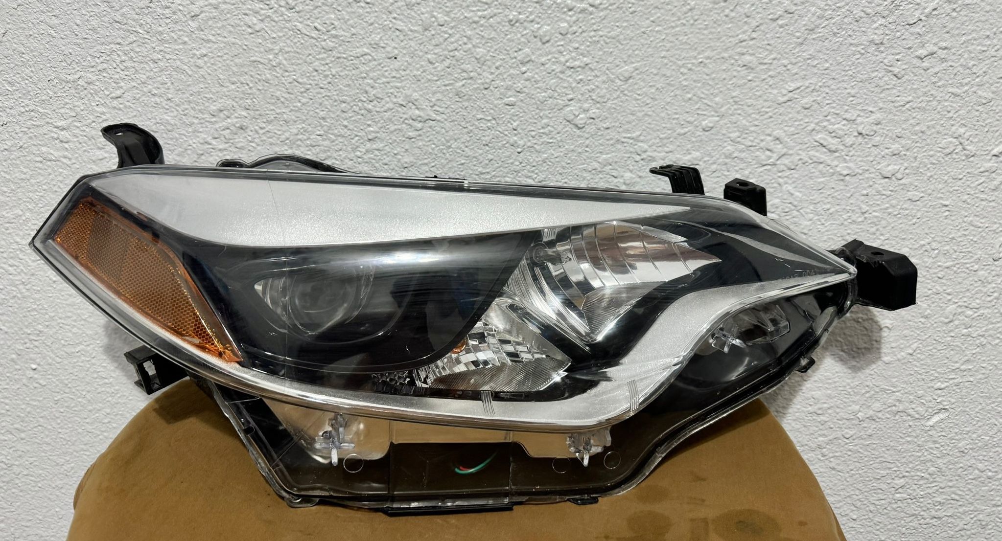 2014 - 2016 TOYOTA COROLLA RH PASSENGER HEADLIGHT OEM for Sale in Pico ...
