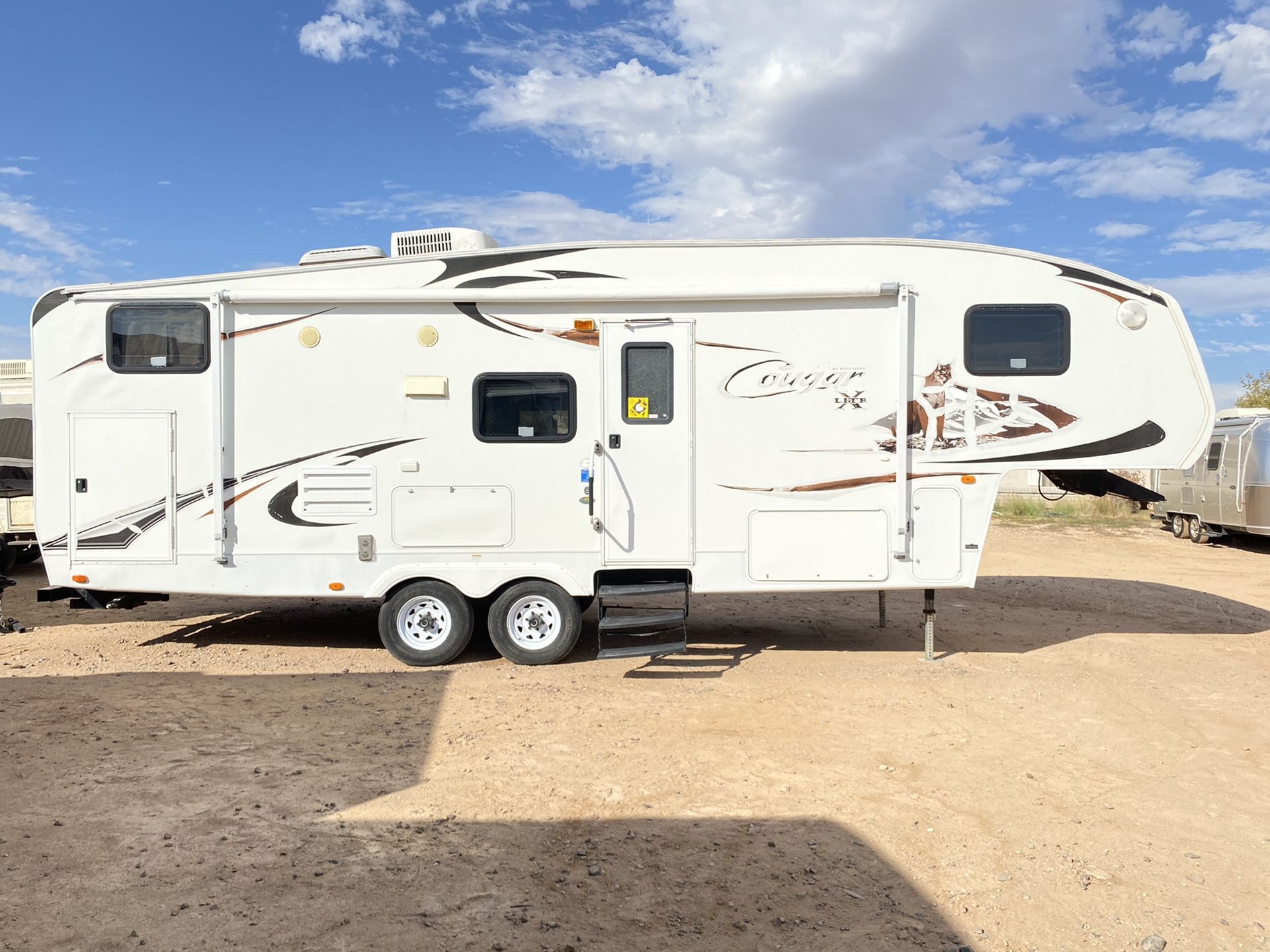 2010 keystone cougar 27 foot fifth wheel with one large light out this ...