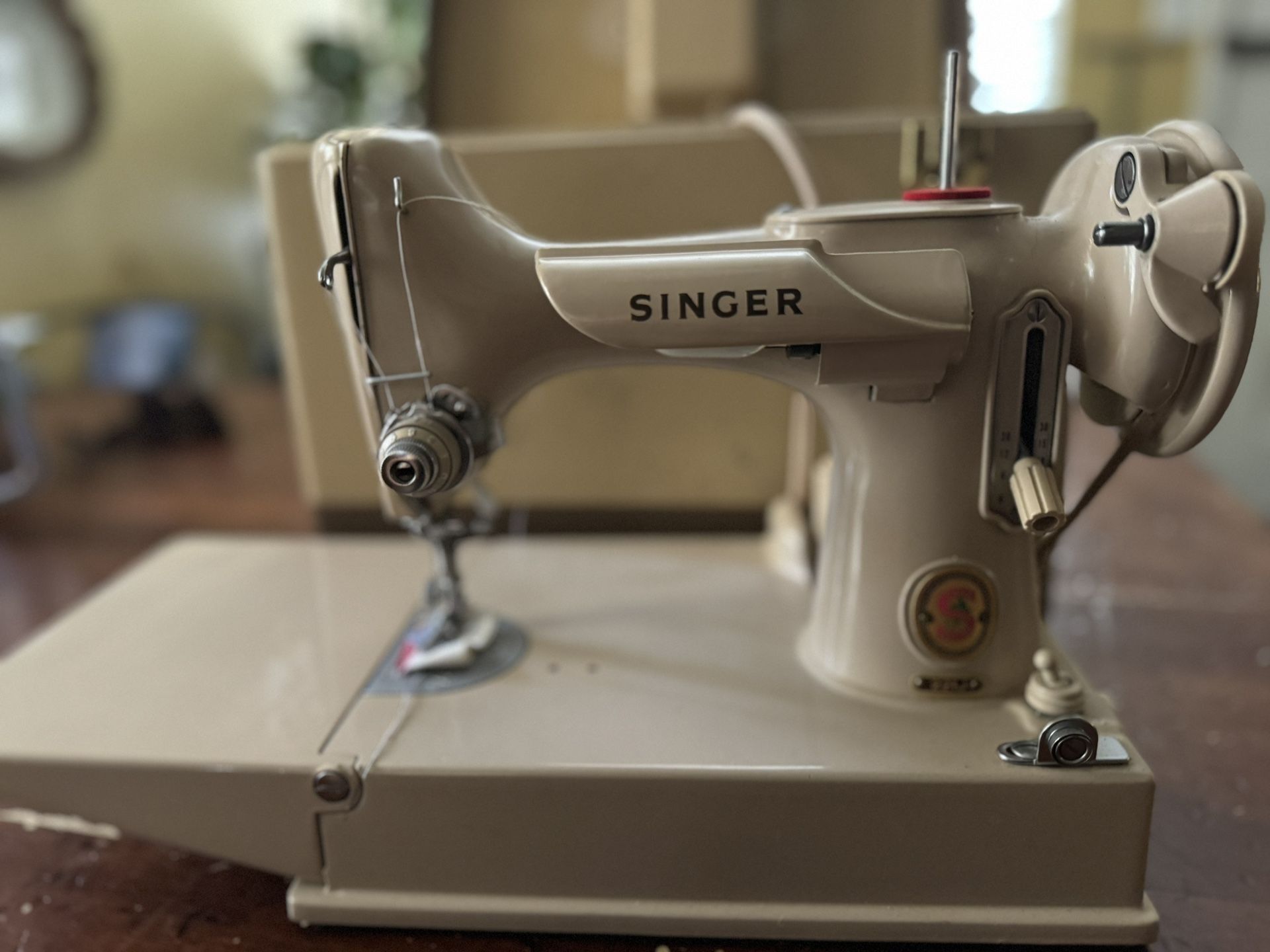 Tan Singer Featherweight for Sale in Mesa, AZ - OfferUp