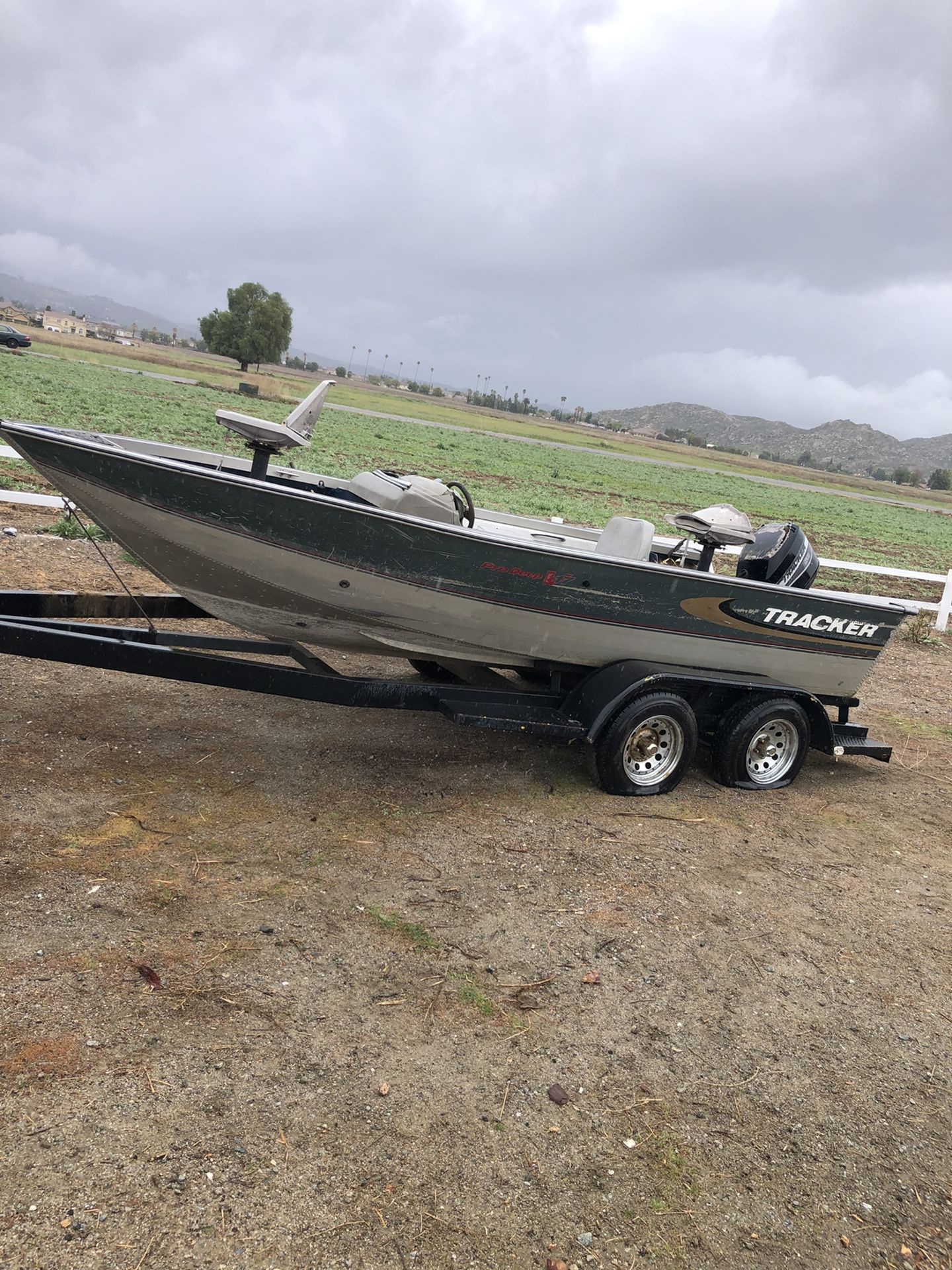 2001 17ft deep v tracker boat for Sale in Corona, CA - OfferUp