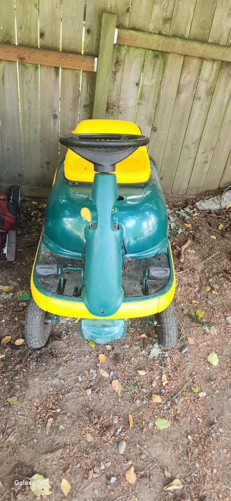 Yard bug riding lawn mower. for Sale in Everett, WA - OfferUp