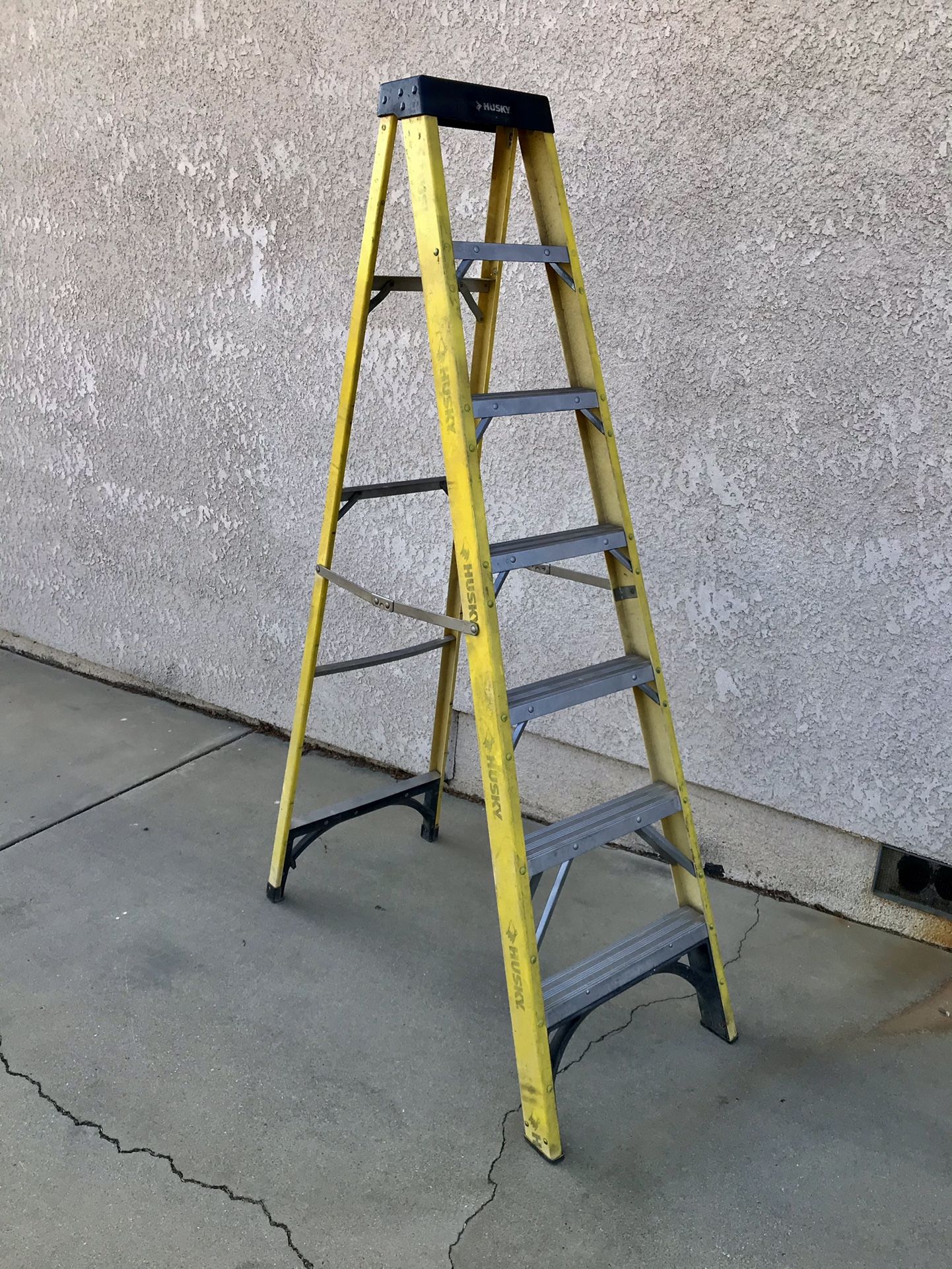 Husky 7’ Fiberglass 300 Lbs Rated Ladder In Great Condition Escalera 7 ...