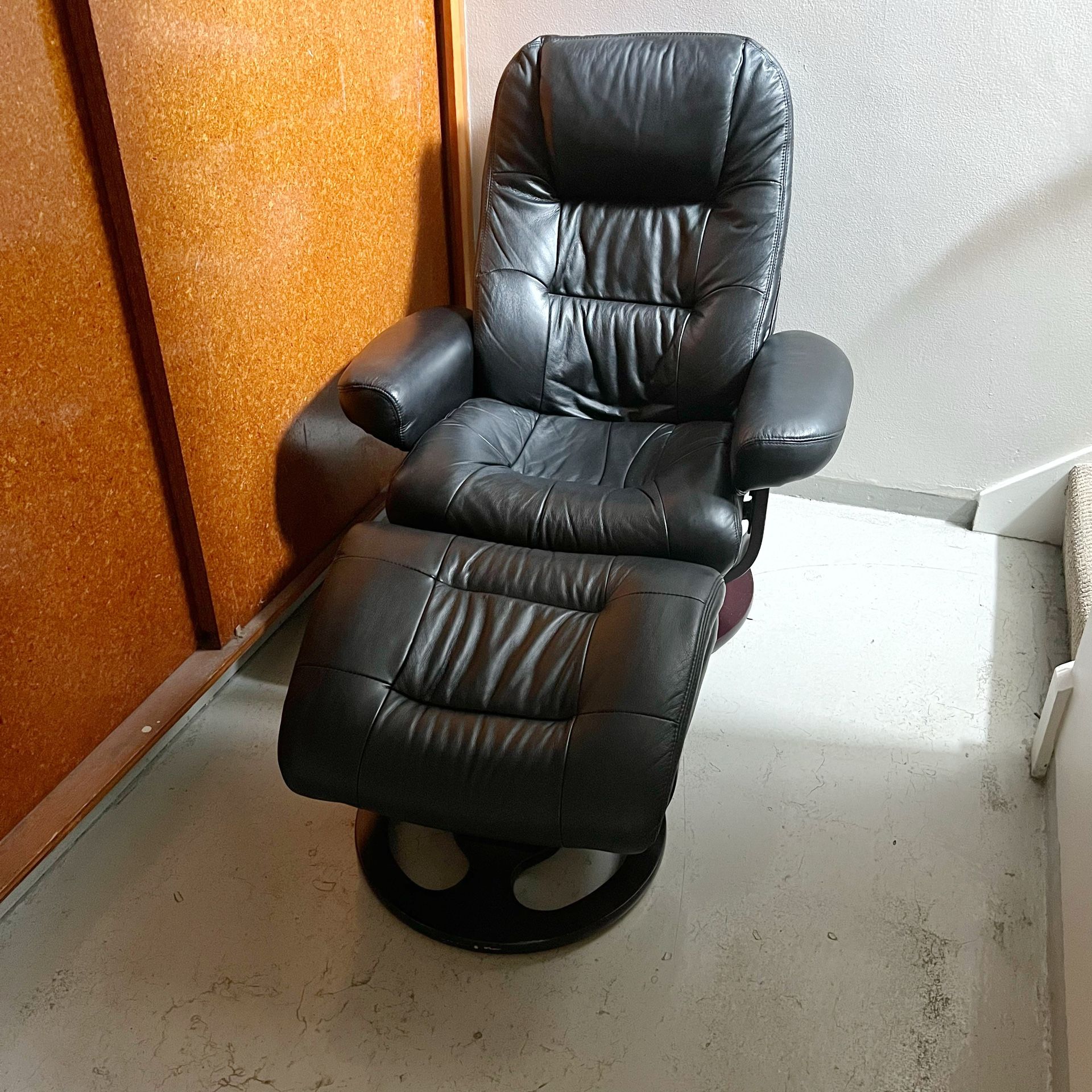 Lane Furniture Stressless Leather Recliner Chair and Ottoman for Sale ...