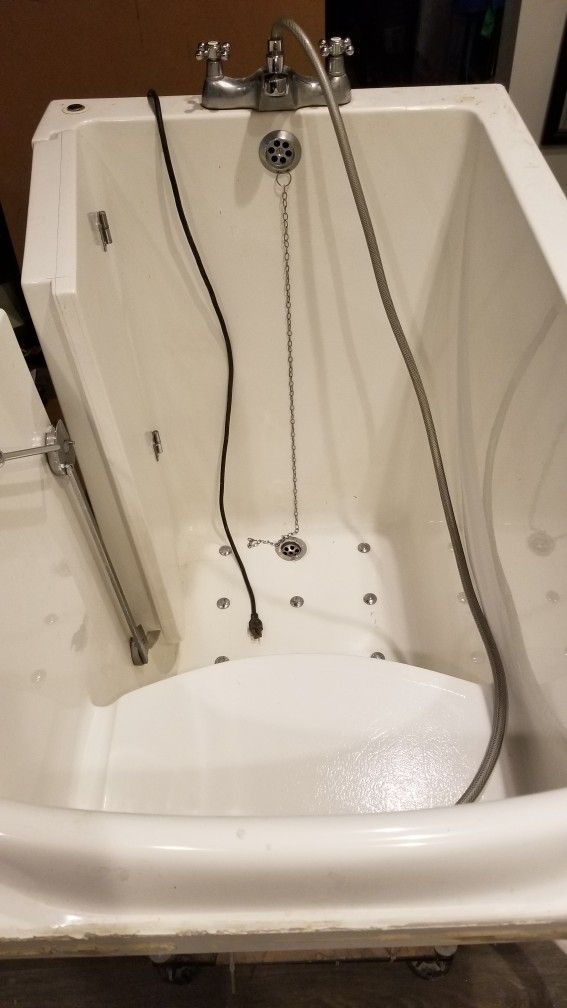 PREMIER Walk In Tub White 28x47 for Sale in Cleveland, OH - OfferUp