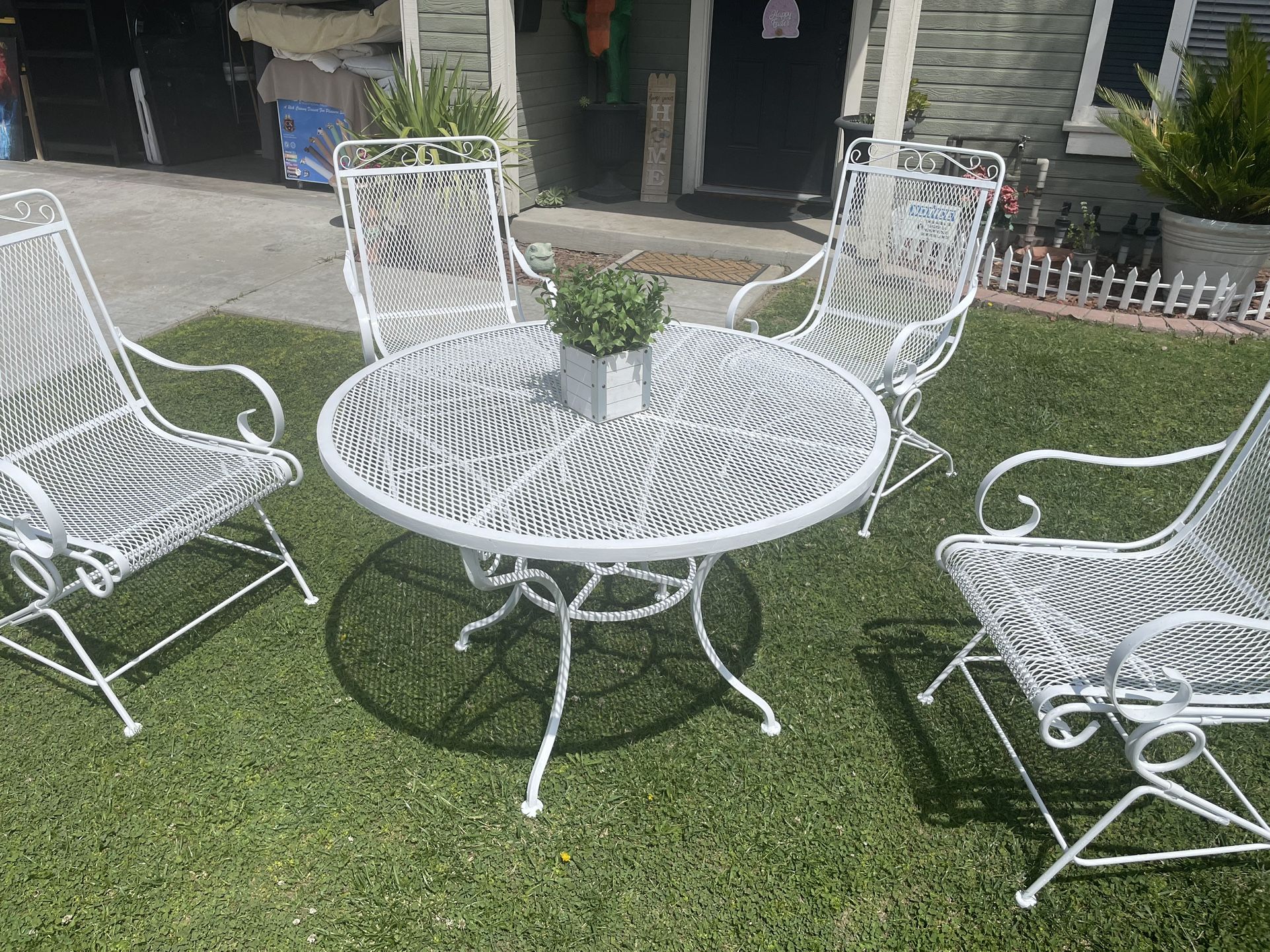 White Patio Set for Sale in Bakersfield, CA - OfferUp