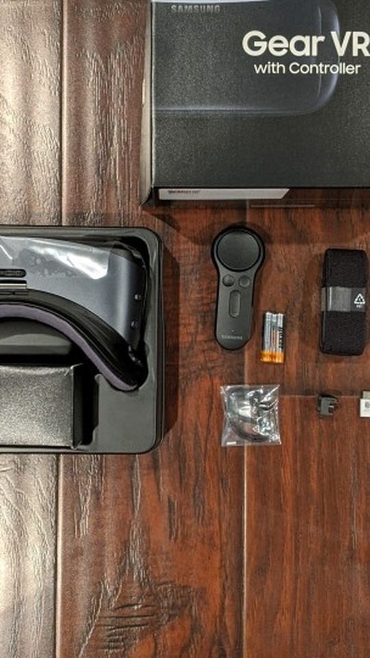 Samsung Gear VR With Controller SM-R324 for Sale in Los Angeles, CA ...