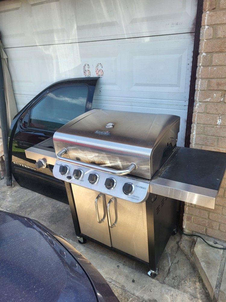 CharBroil 5-Burner Gas Grill + Grill Cover for Sale in Garland, TX ...