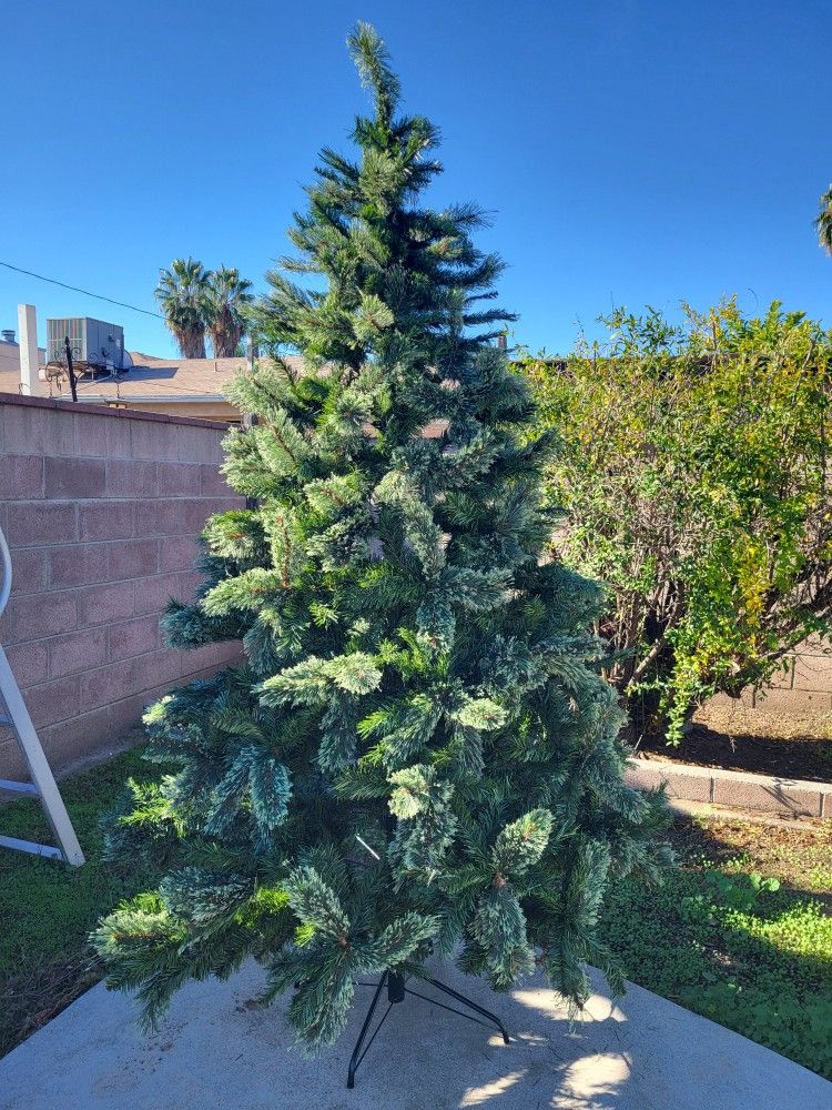 Christmas Tree (Artificial) Unlit for Sale in Grand Terrace, CA - OfferUp