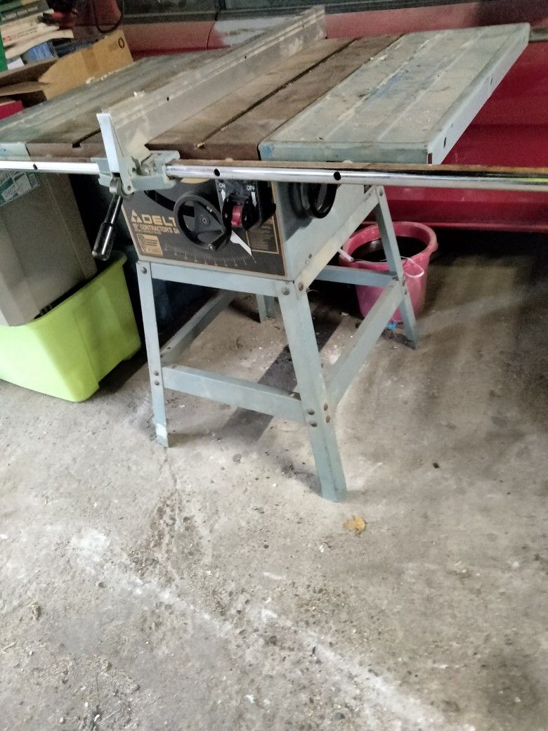 10 In Delta Contractor Saw Table Saw With Fence Works Great for Sale in ...