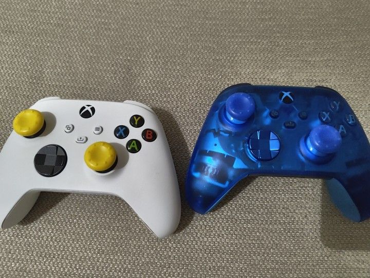 2 Xbox Controller (Series S/X) for Sale in Peoria, AZ - OfferUp