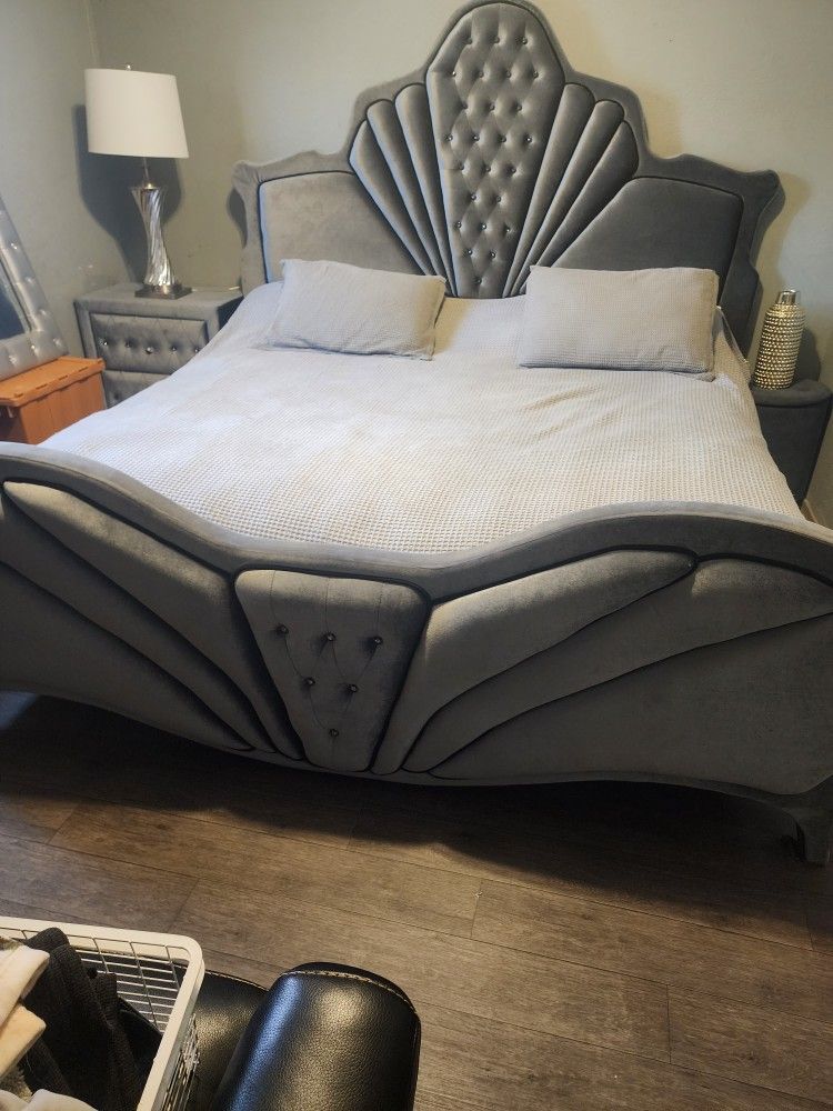 King grey Bed With Everything Need It Gone ASAP Moving Soon for Sale in North Las Vegas, NV ...