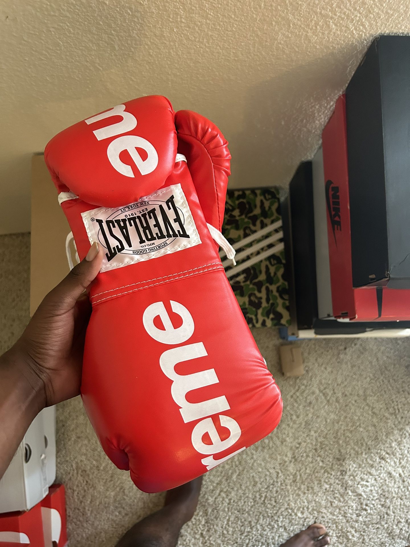 Supreme Everlast boxing Gloves 14 OZ for Sale in Los Angeles, CA - OfferUp