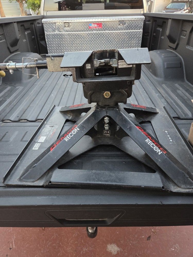 Demco 5th Wheel Hitch 21k for Sale in Sun City, AZ - OfferUp