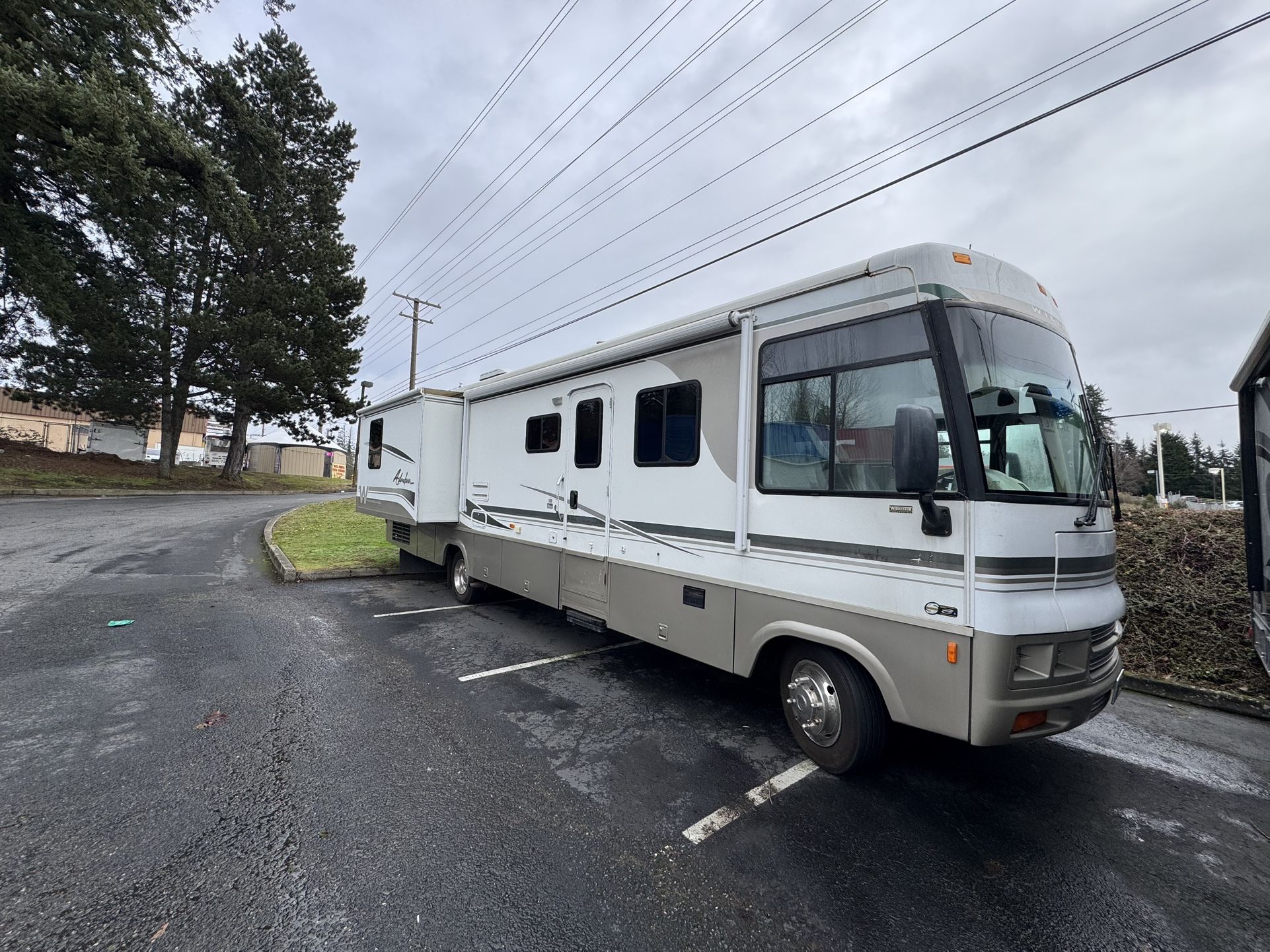 2002 Winnebago Adventure for Sale in Lynnwood, WA - OfferUp