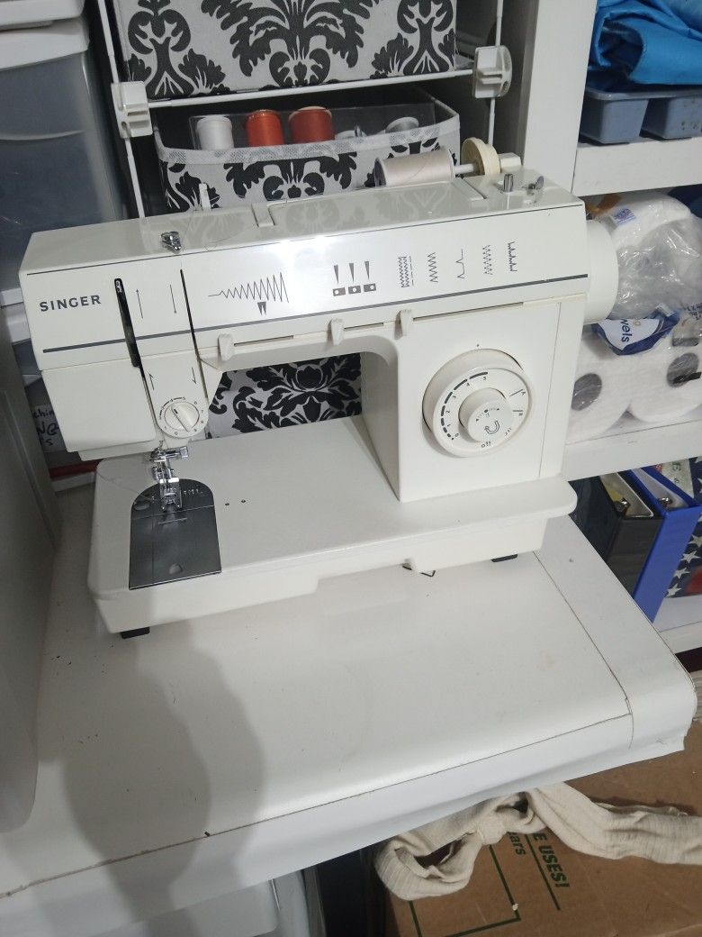 Singer Sewing Machine for Sale in Rowlett, TX - OfferUp