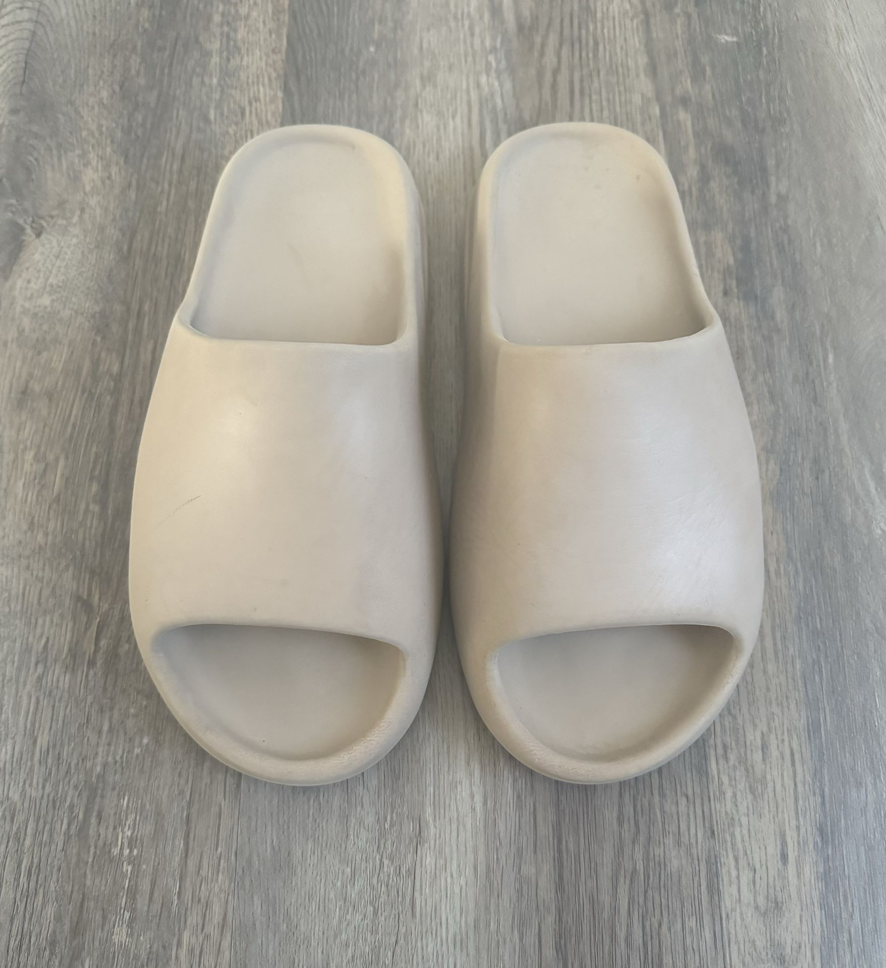 Yeezy Slides Desert Sand Men’s Size 10 No Box PREOWNED for Sale in ...