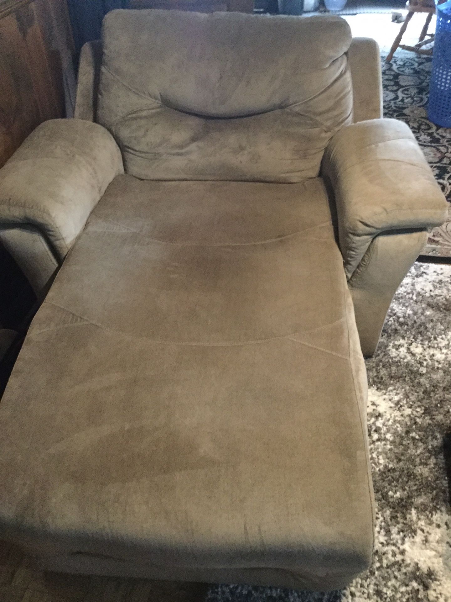 Micro Fabric Chase Lounge Chair Electric for Sale in Lebanon, ME - OfferUp
