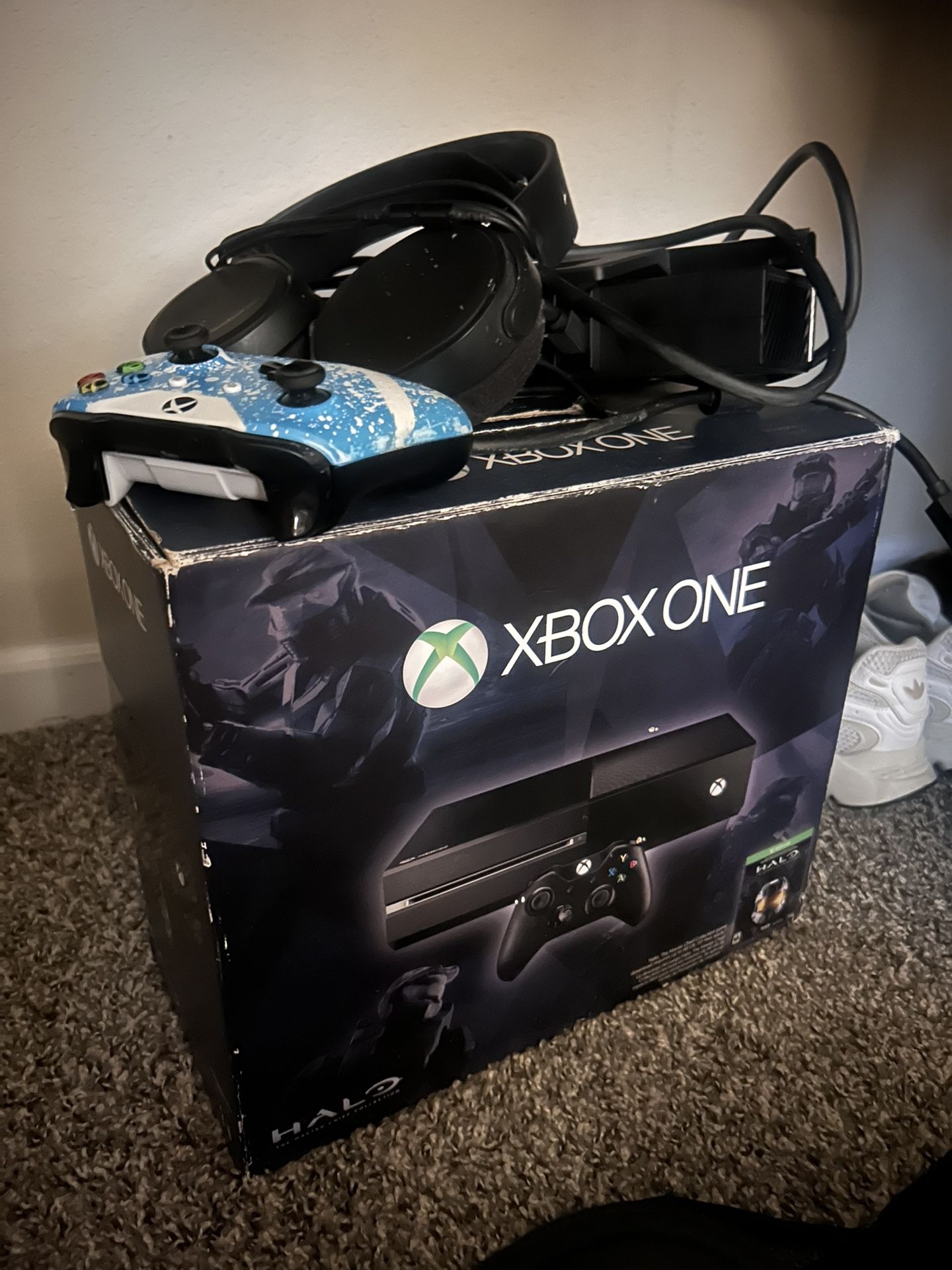 Xbox One (Halo Edition Box) + Custom Controller + SteelSeries Headset ...