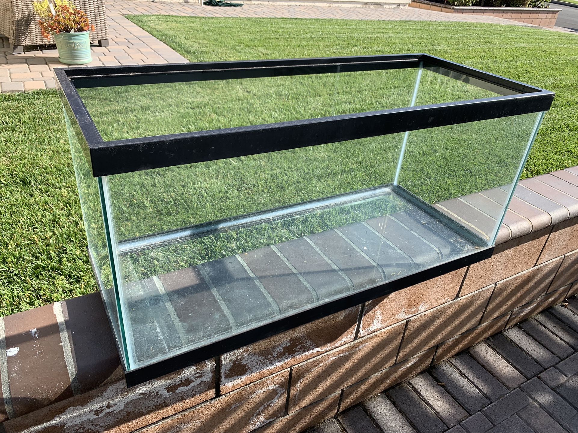 40 Gallon Aquarium Fish Tank Terrarium for Sale in Irvine, CA - OfferUp
