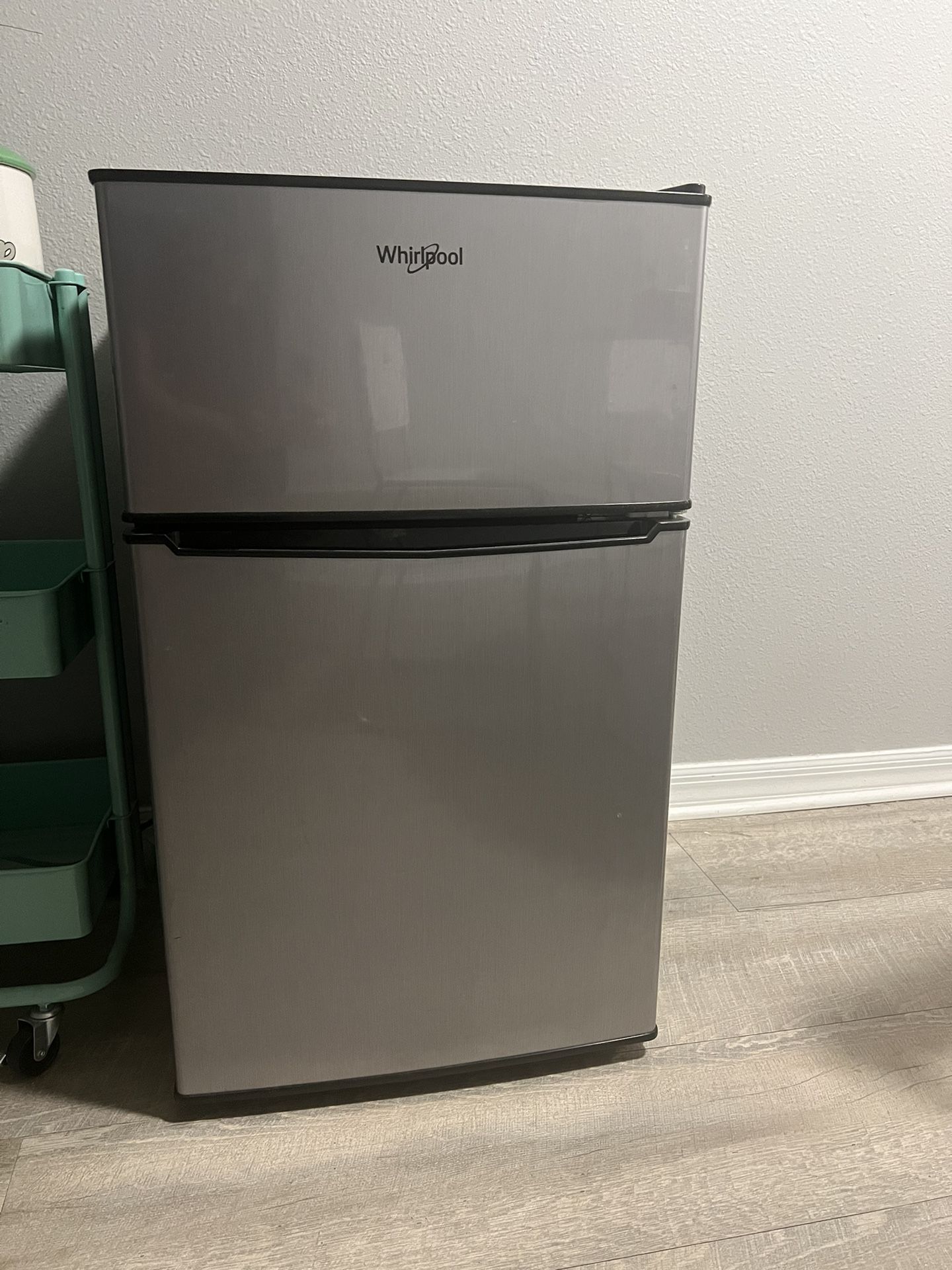 Whirlpool Mini fridge 3.1 Cu.ft for Sale in Tampa, FL - OfferUp