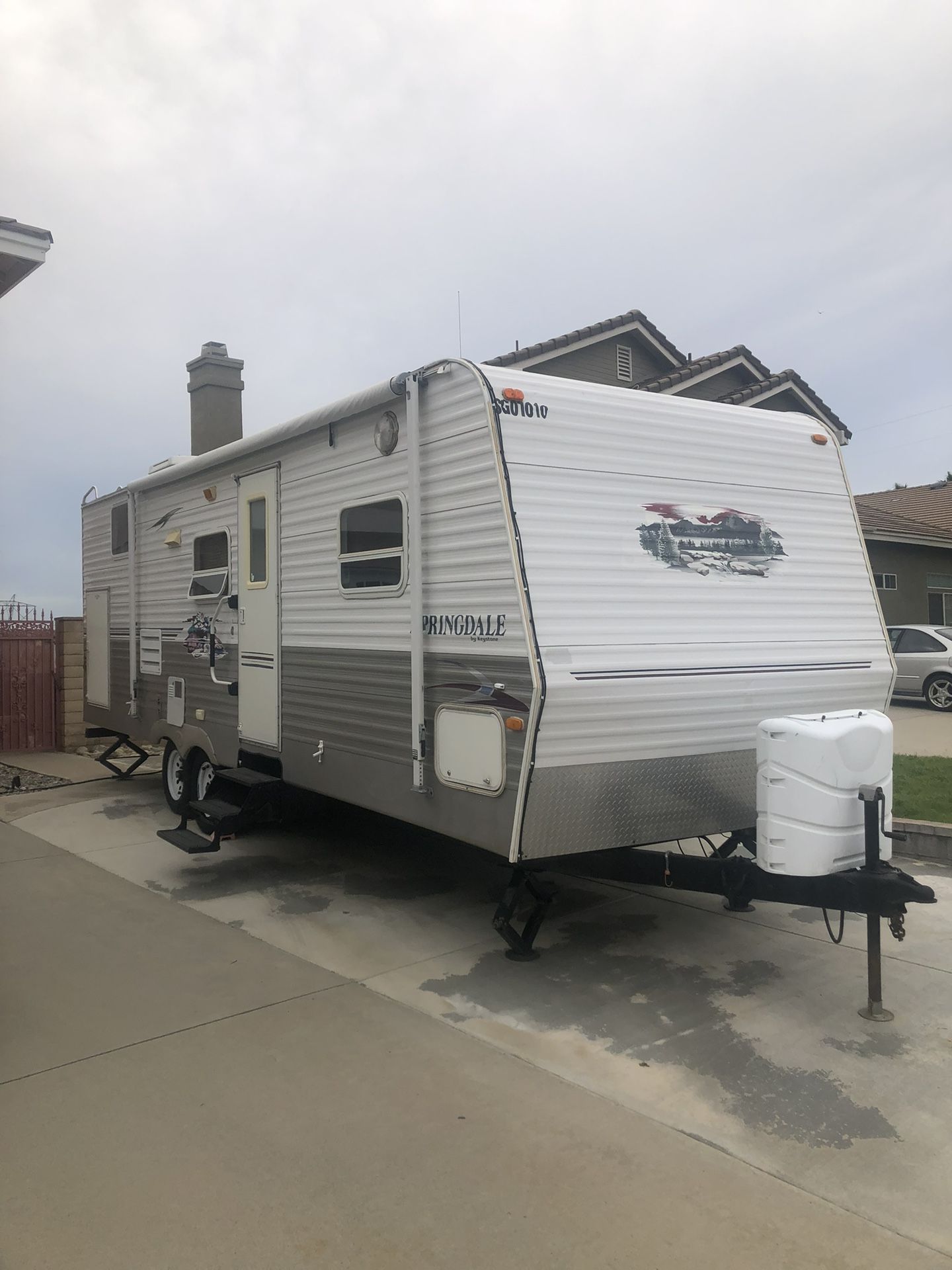 27ft Springdale Fleetwood Camping Trailer for Sale in Rialto, CA - OfferUp
