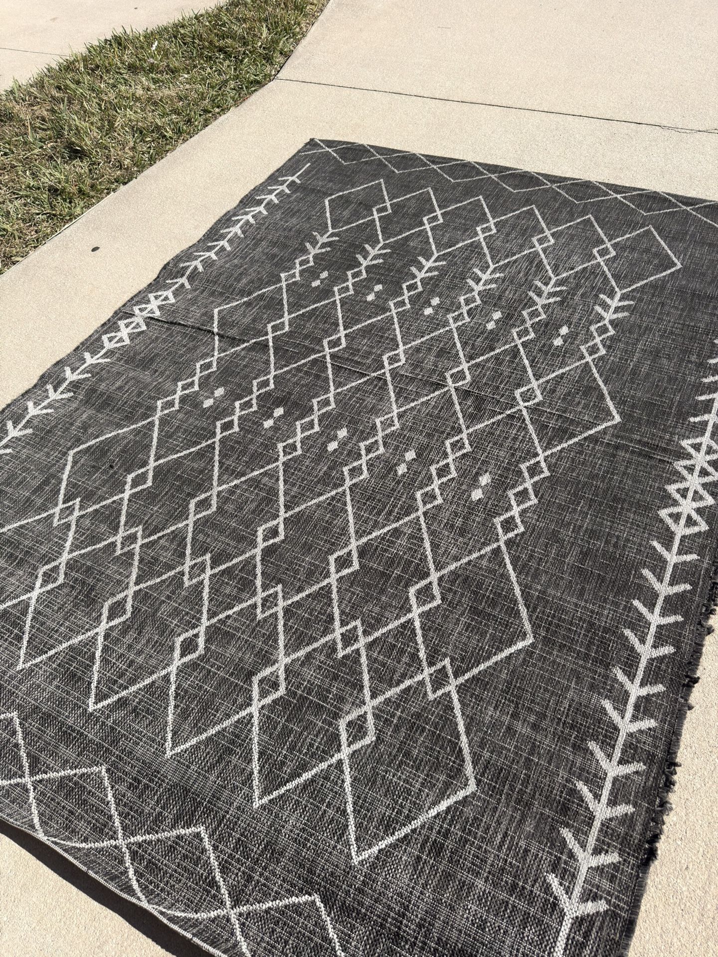 Selling a beautiful dark gray rug, 87.5 x 64 inches for Sale in Oakland ...