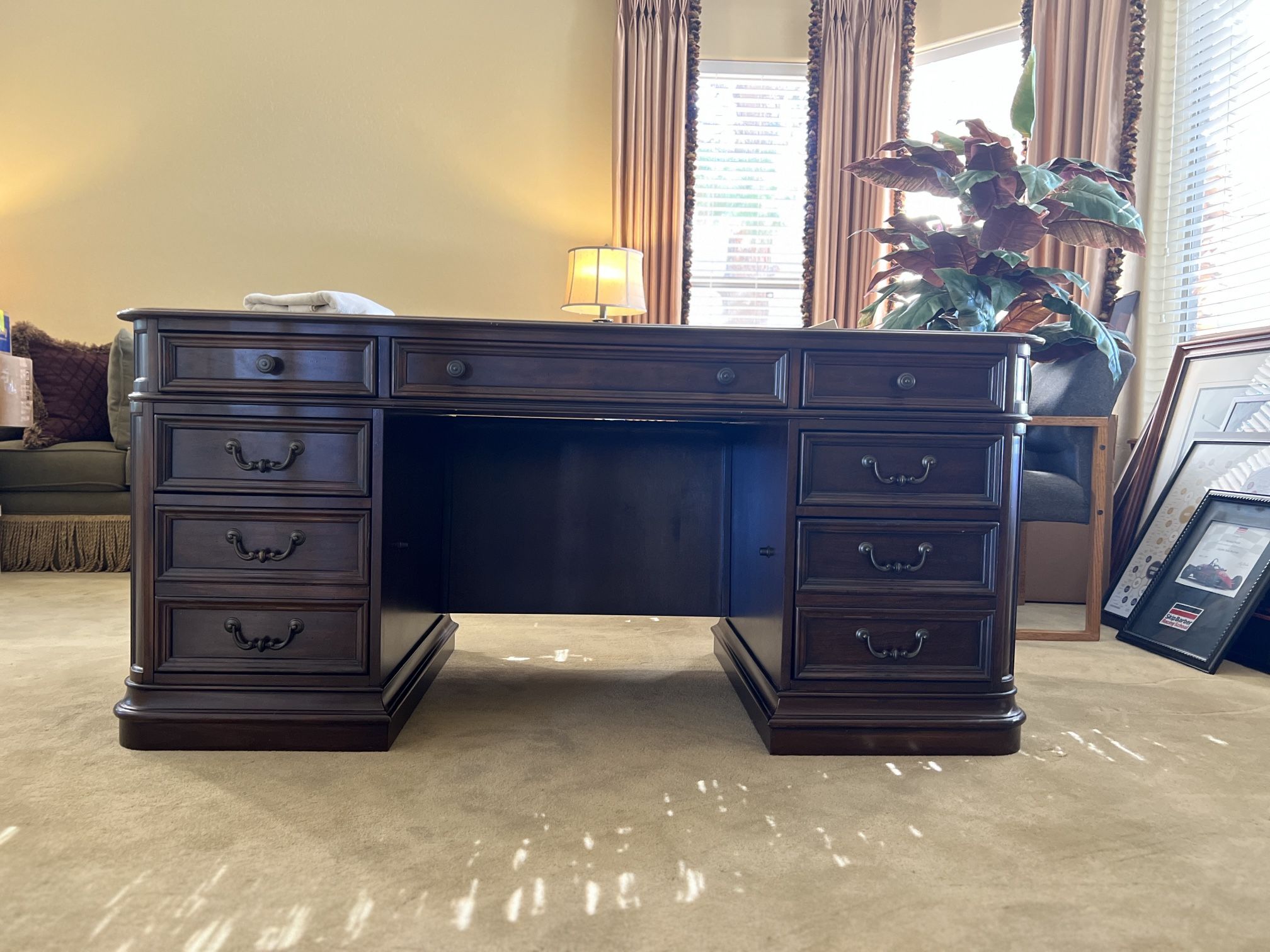 BEAUTIFUL Executive Home Office Desk for Sale in Gilbert, AZ - OfferUp