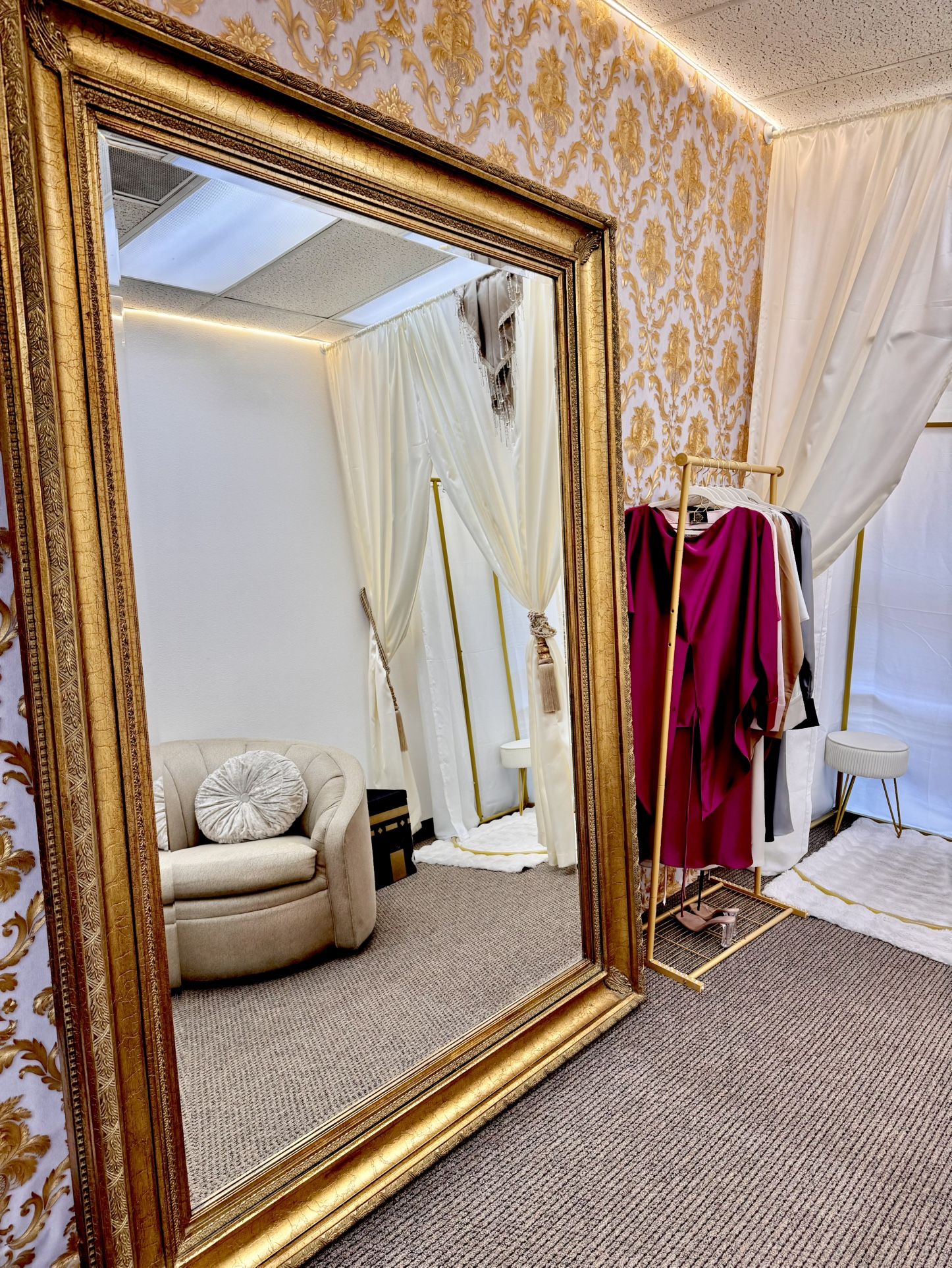 Large Gold Mirror for Sale in Costa Mesa, CA - OfferUp