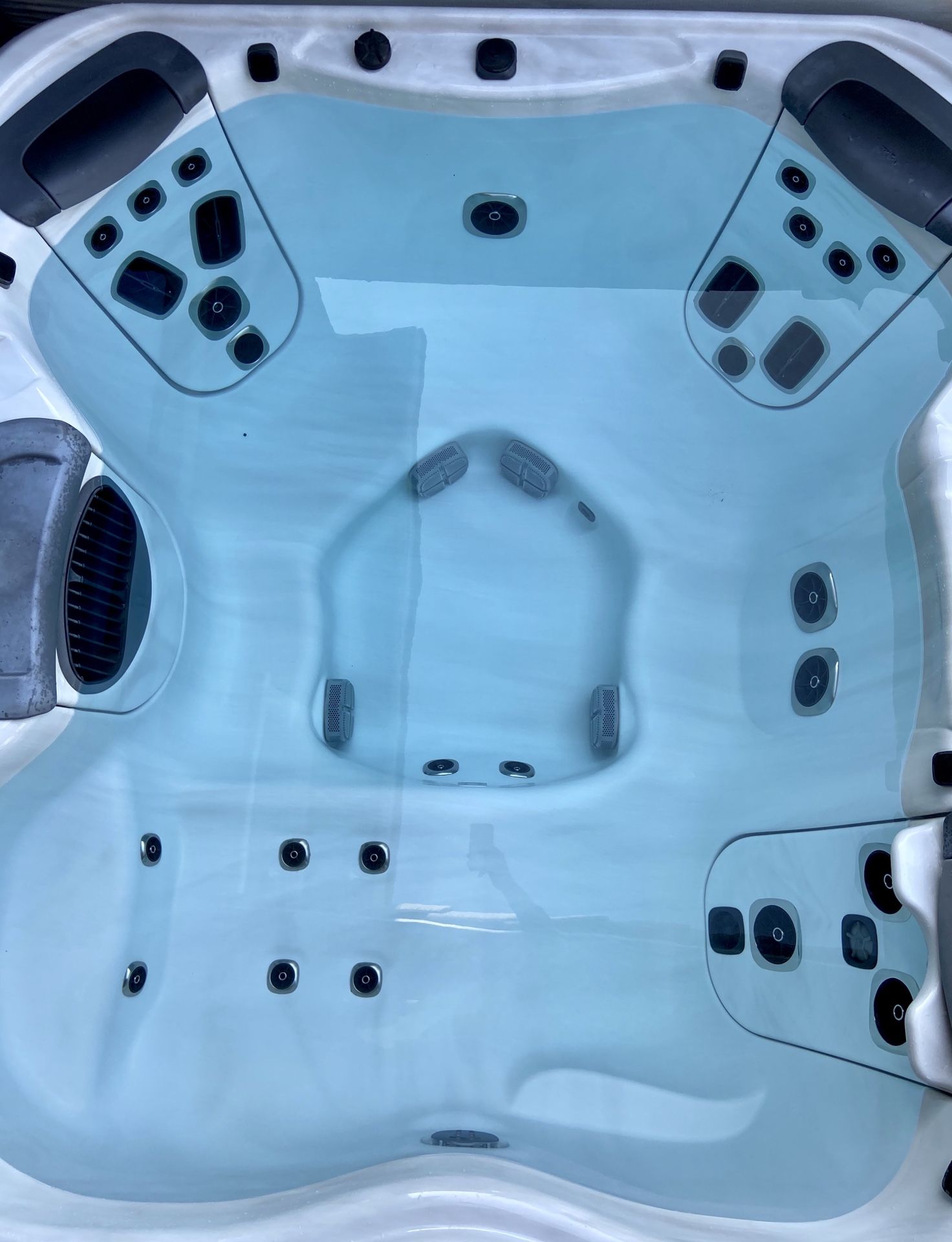 Excellent condition Bullfrog R6L spa / hot tub for Sale in Gilbert, AZ ...