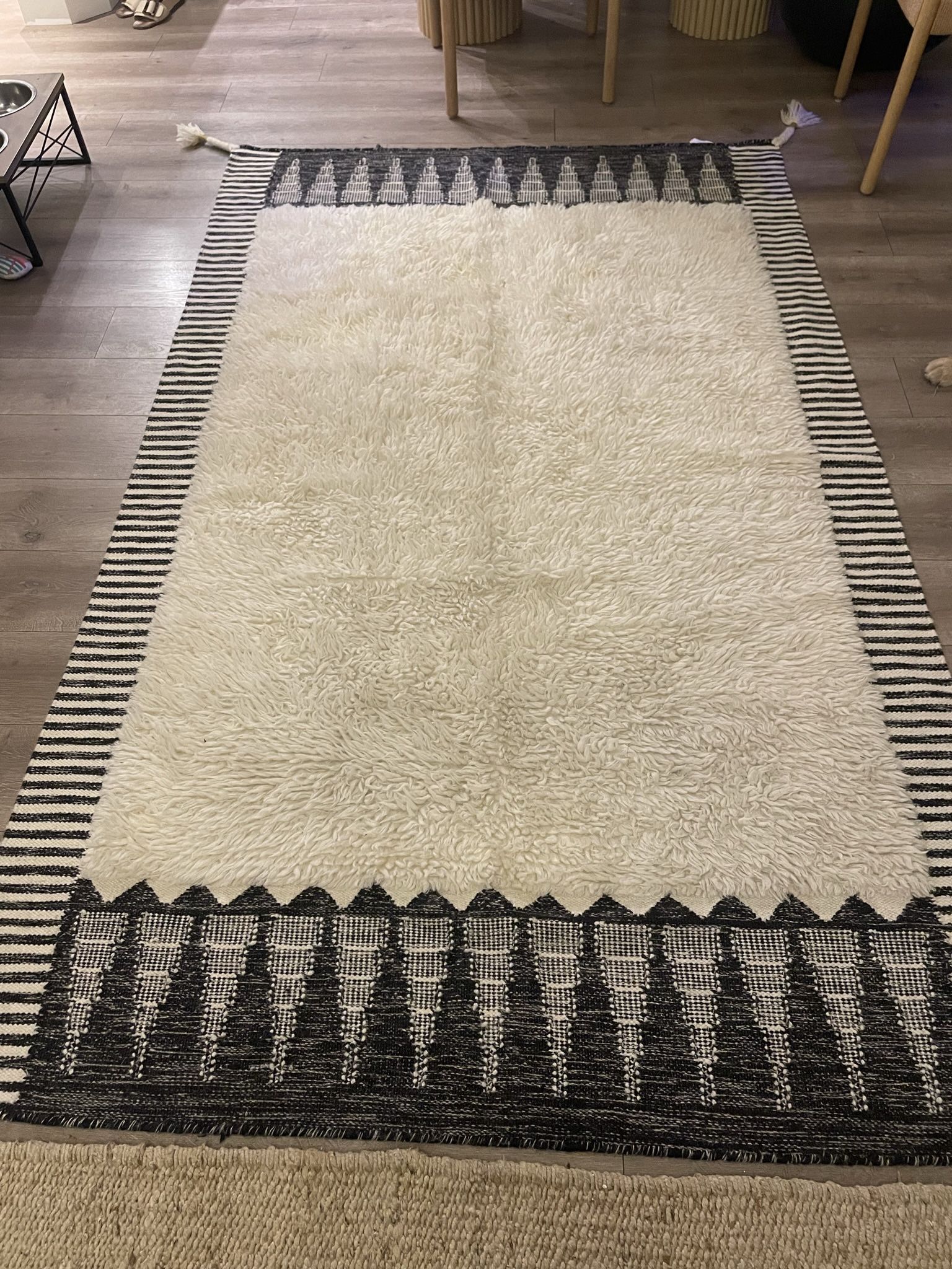 West elm Ikat Border Rug 5x8 for Sale in Miami, FL - OfferUp