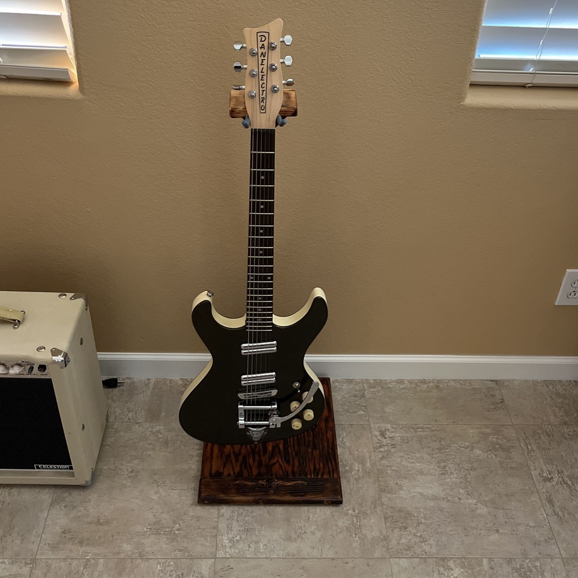Danelctro Hodad Electric Guitar With Bigsby And Hard Shell Case Trades ...