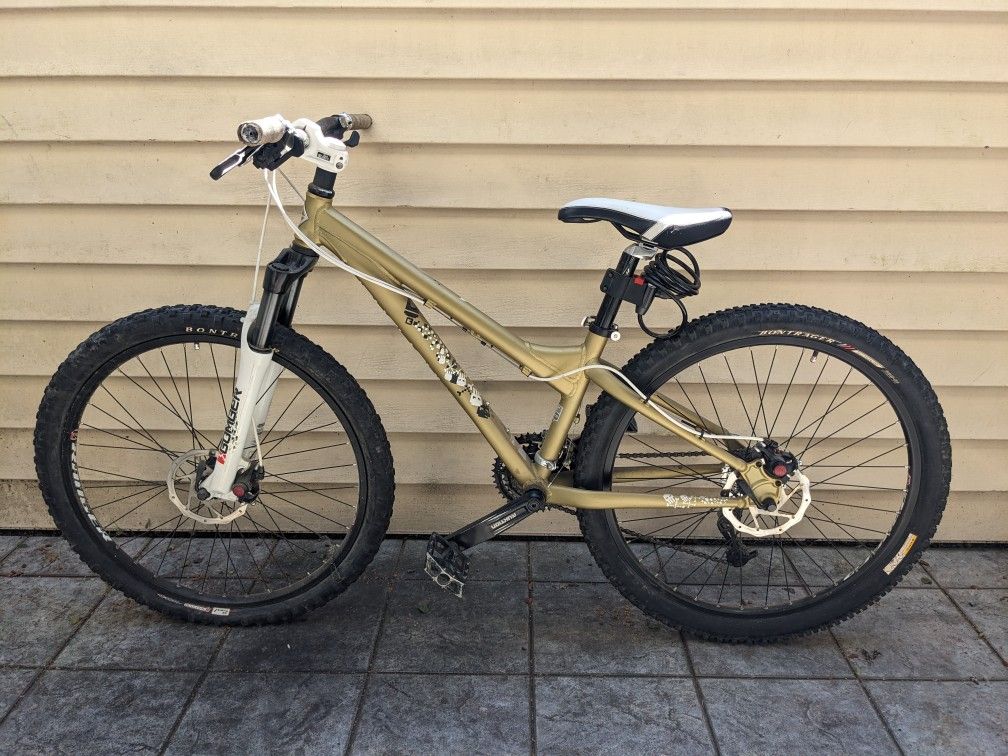 Gary Fisher 26" 24-Speed Hybrid Mountain/Gravel/Road Bike + Dual Disc Brakes + Adj. Bomber ...