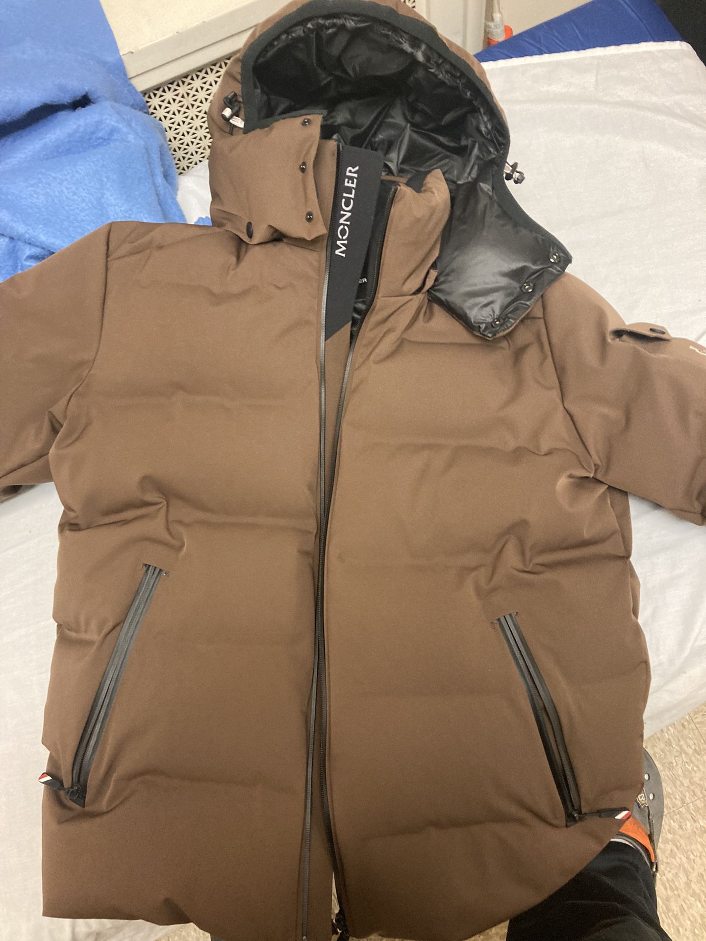 BRAND NEW BROWN MONCLER SIZE 3(L) $2000 for Sale in New York, NY - OfferUp