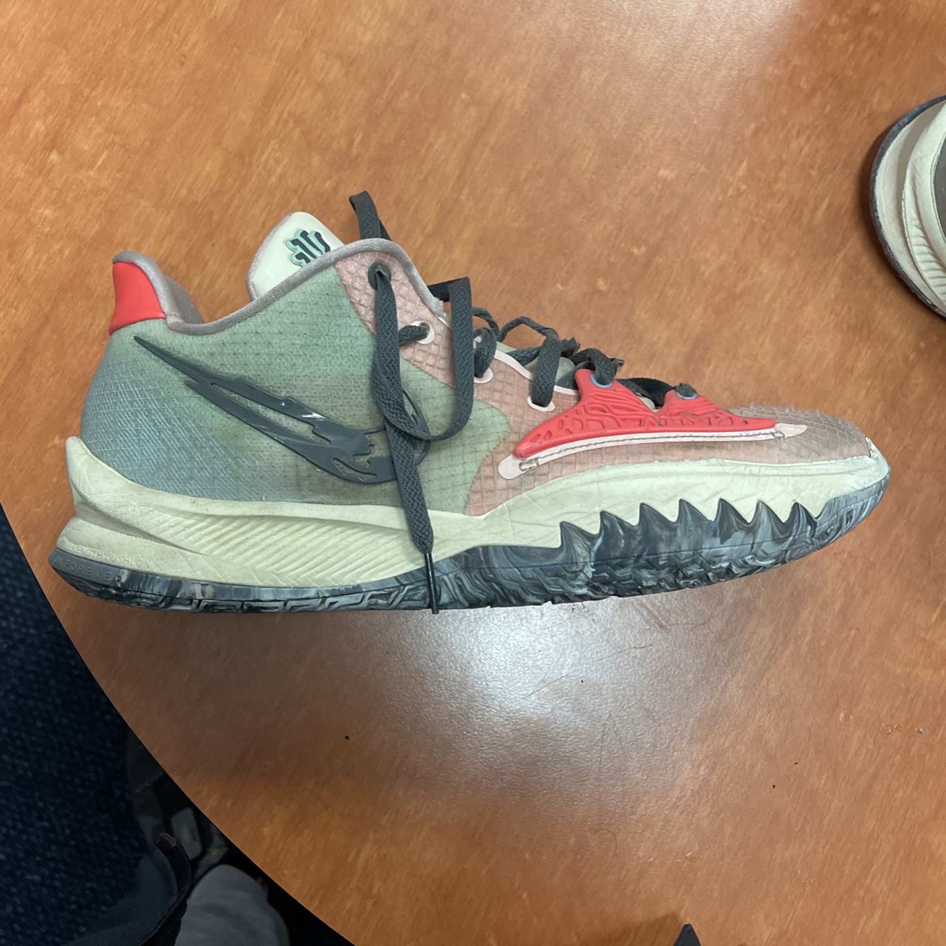 Kyrie 4 low Pink for Sale in Queens, NY - OfferUp