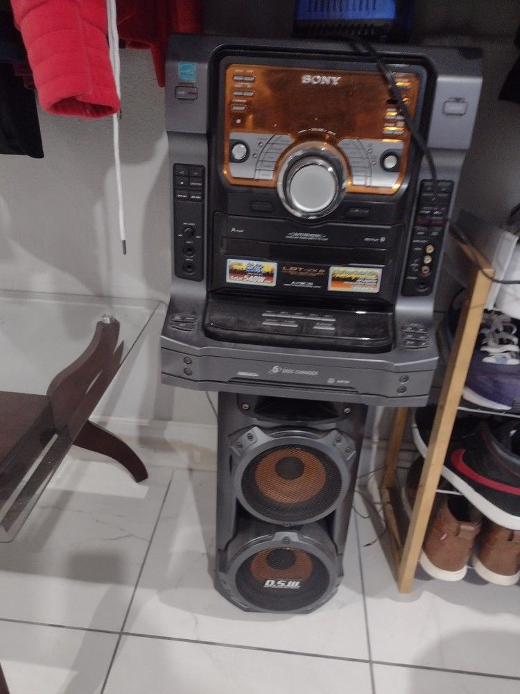 Sony Boom Box 300.watts for Sale in Carol City, FL - OfferUp