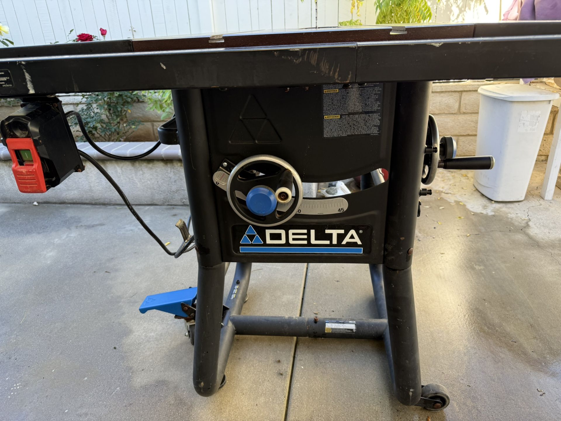 DELTA Contractor saws 10-in 15 -Amp 120 -Volt Contractor Table Saw with ...